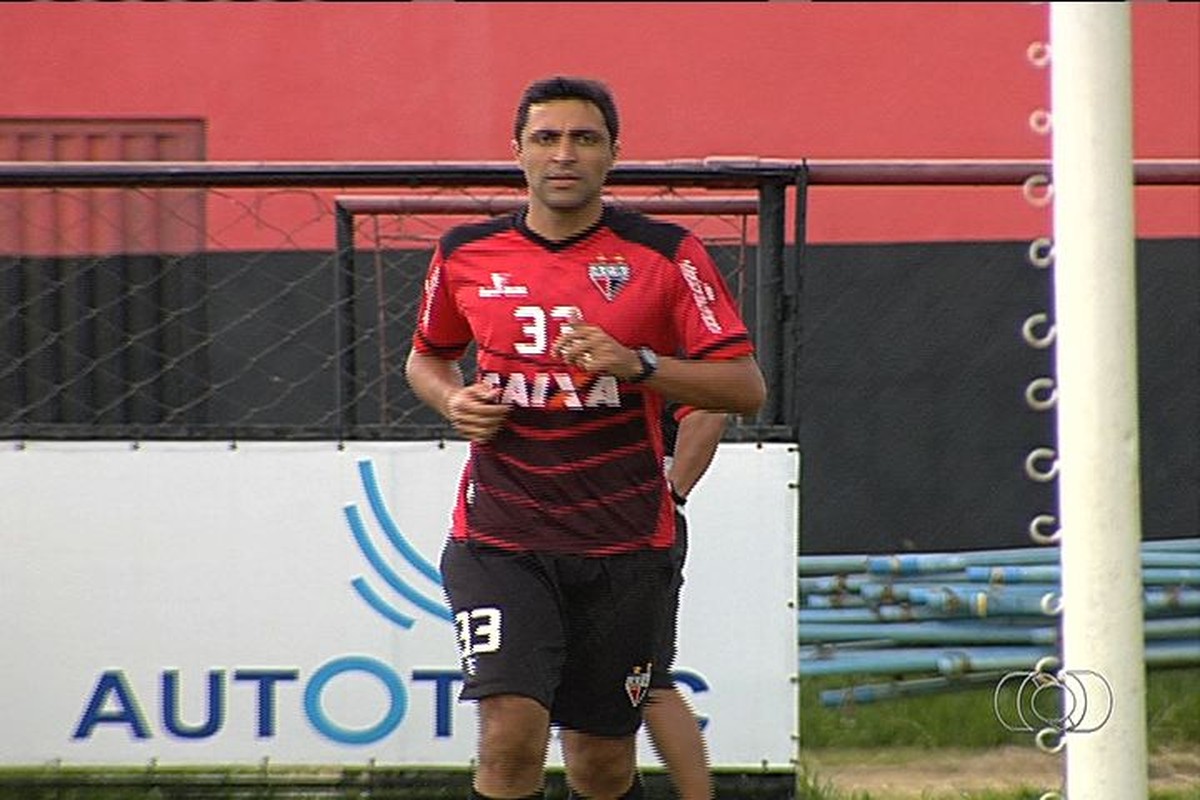 Revelado pelo Tupi, zagueiro Lino é sepultado em Juiz de Fora | futebol ...