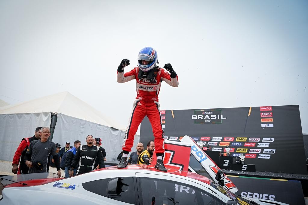 Vitor Genz vence as 100 milhas de Cascavel da Nascar Brasil