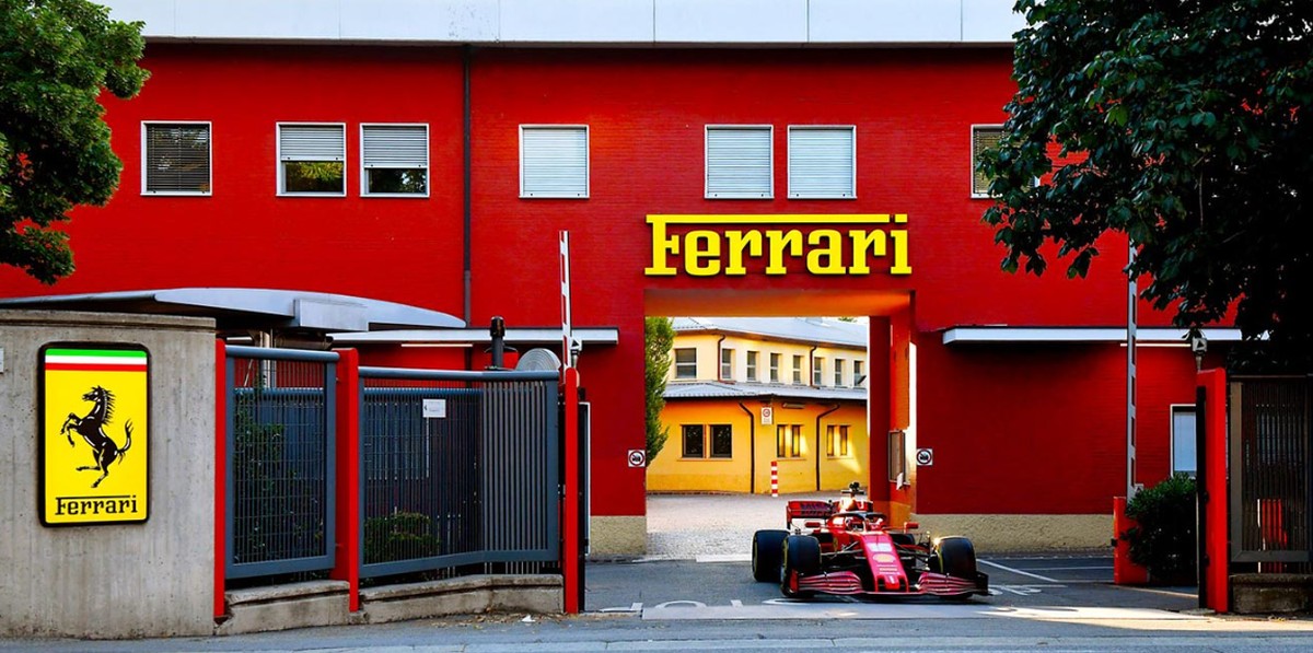Leclerc "acorda" Maranello ao guiar Ferrari pelas ruas da cidade ...