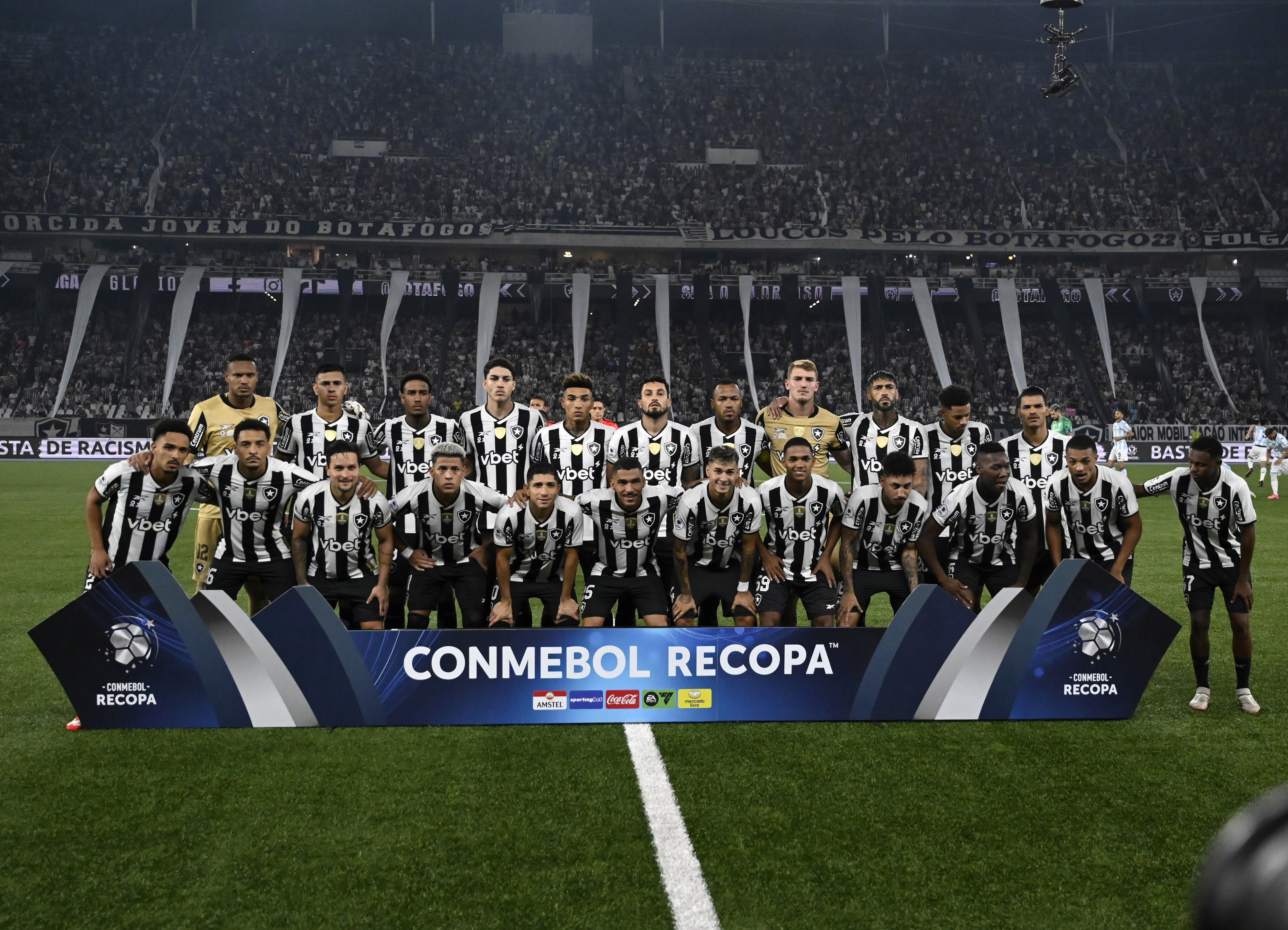 Com a base do time campeão mantida, Botafogo rejuvenesce elenco, mas ...