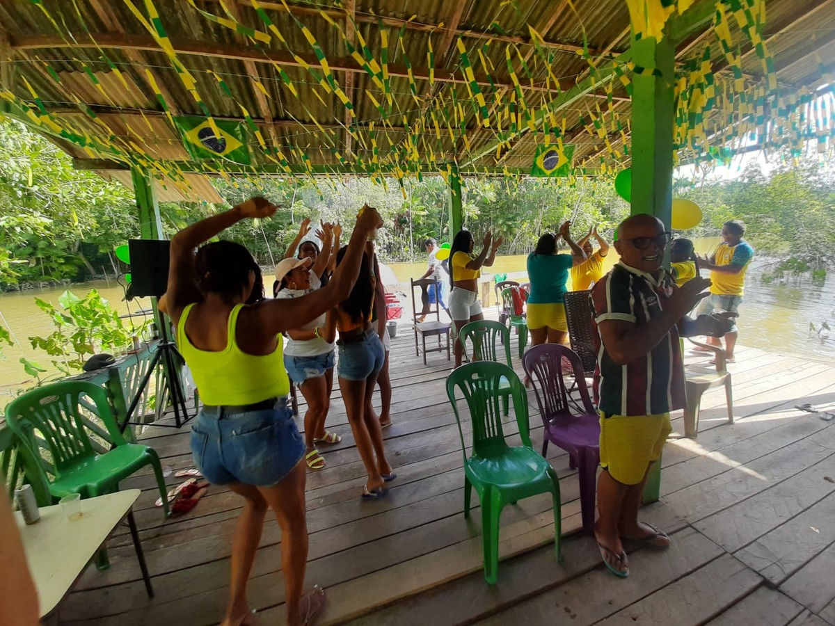 Família de ribeirinhos mantém tradição de reunir comunidade na Copa do ...