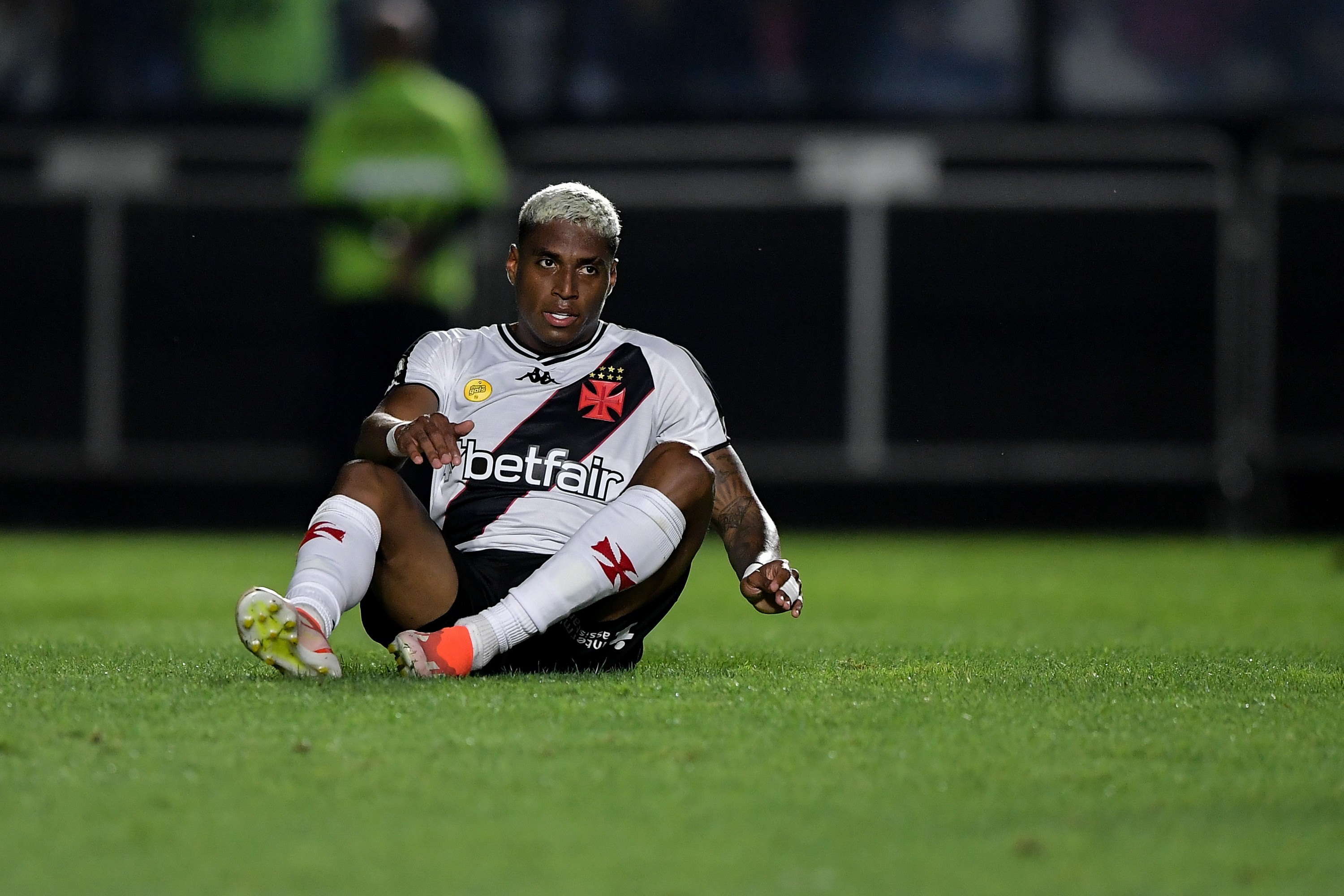 Vasco encaminha rescisão com Emerson Rodríguez, que será devolvido ao ...