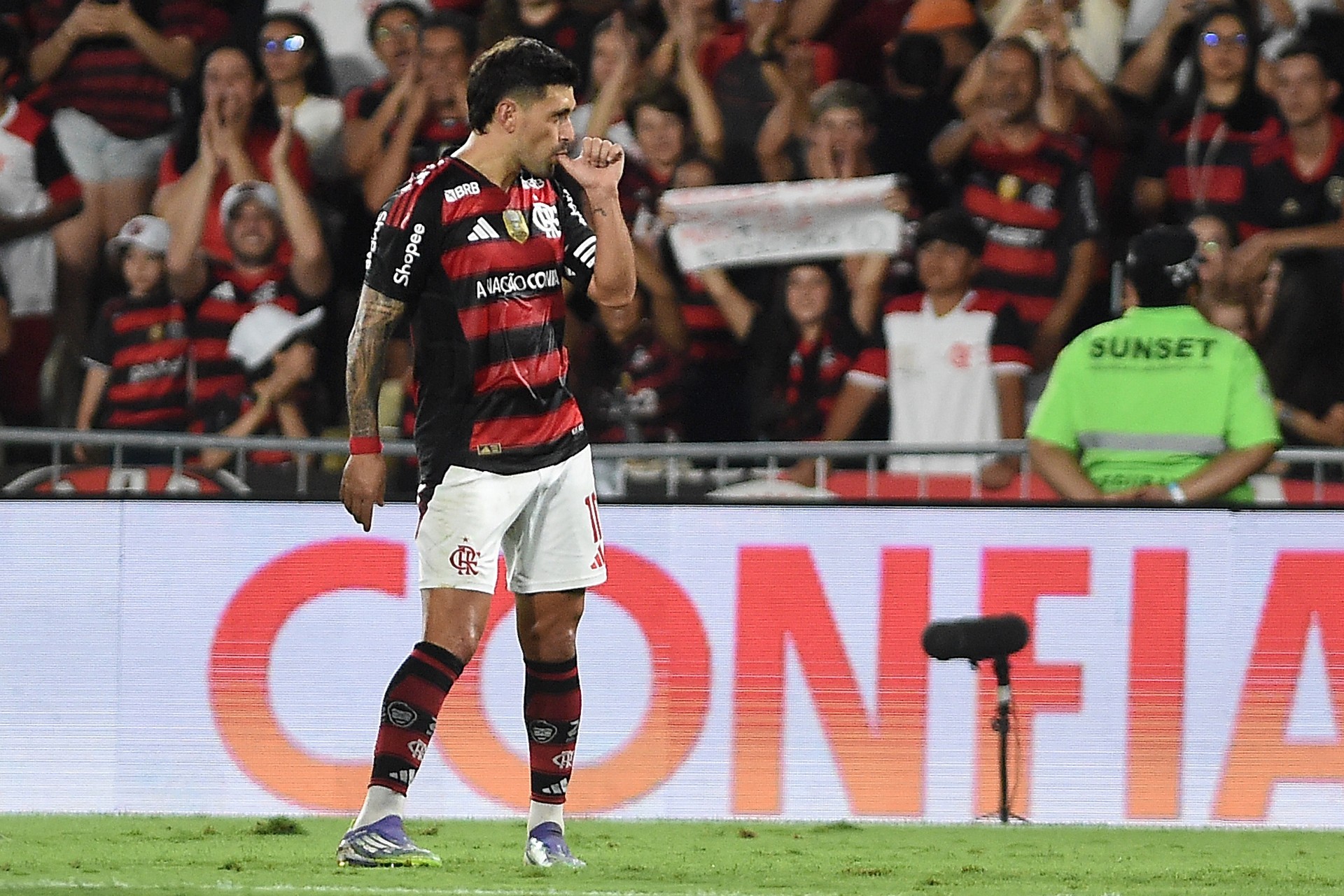 Em goleada do Flamengo, Arrascaeta se torna o maior garçom da história ...