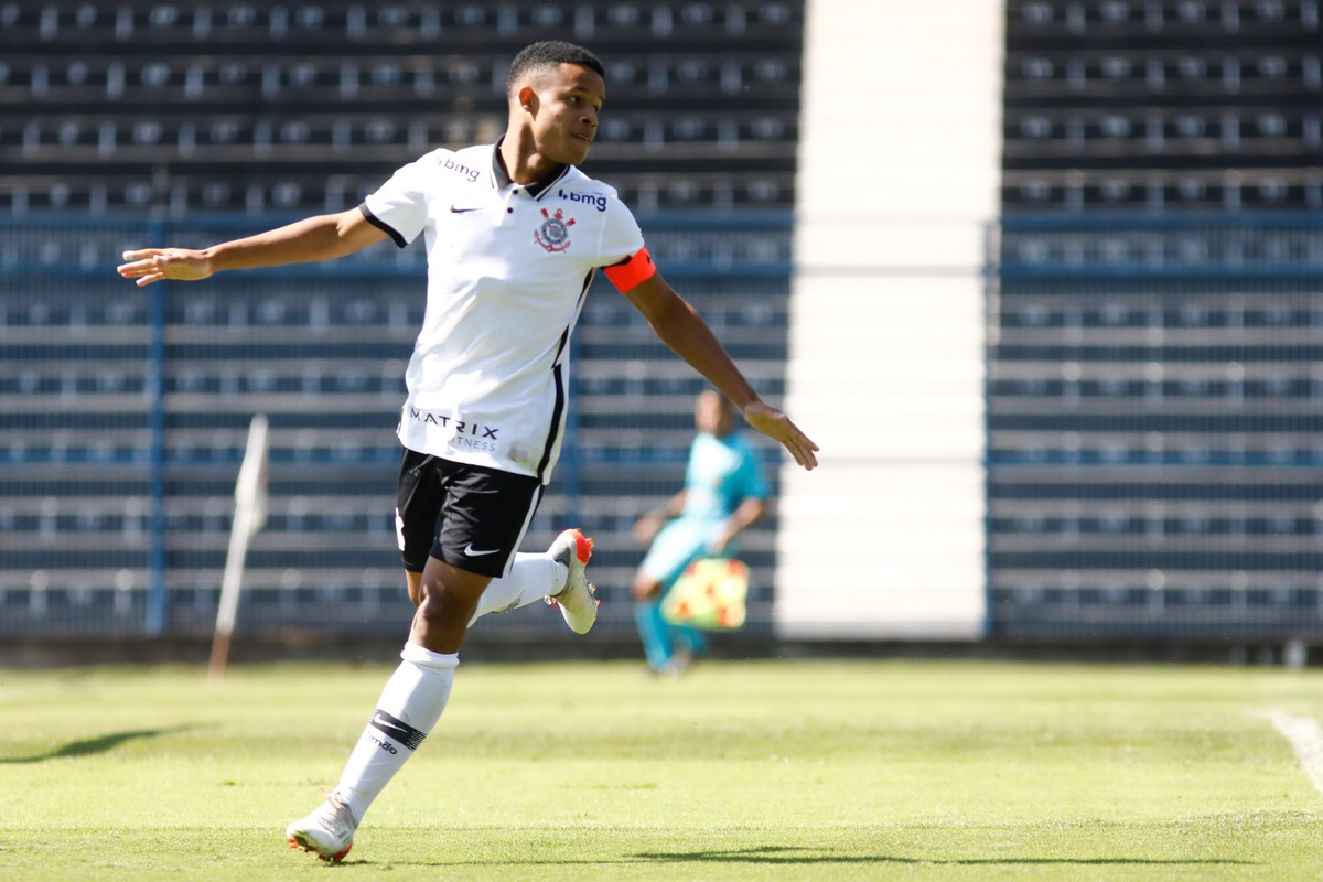 Revelação do Corinthians de apenas 15 anos, atacante Pedro deve ser ...