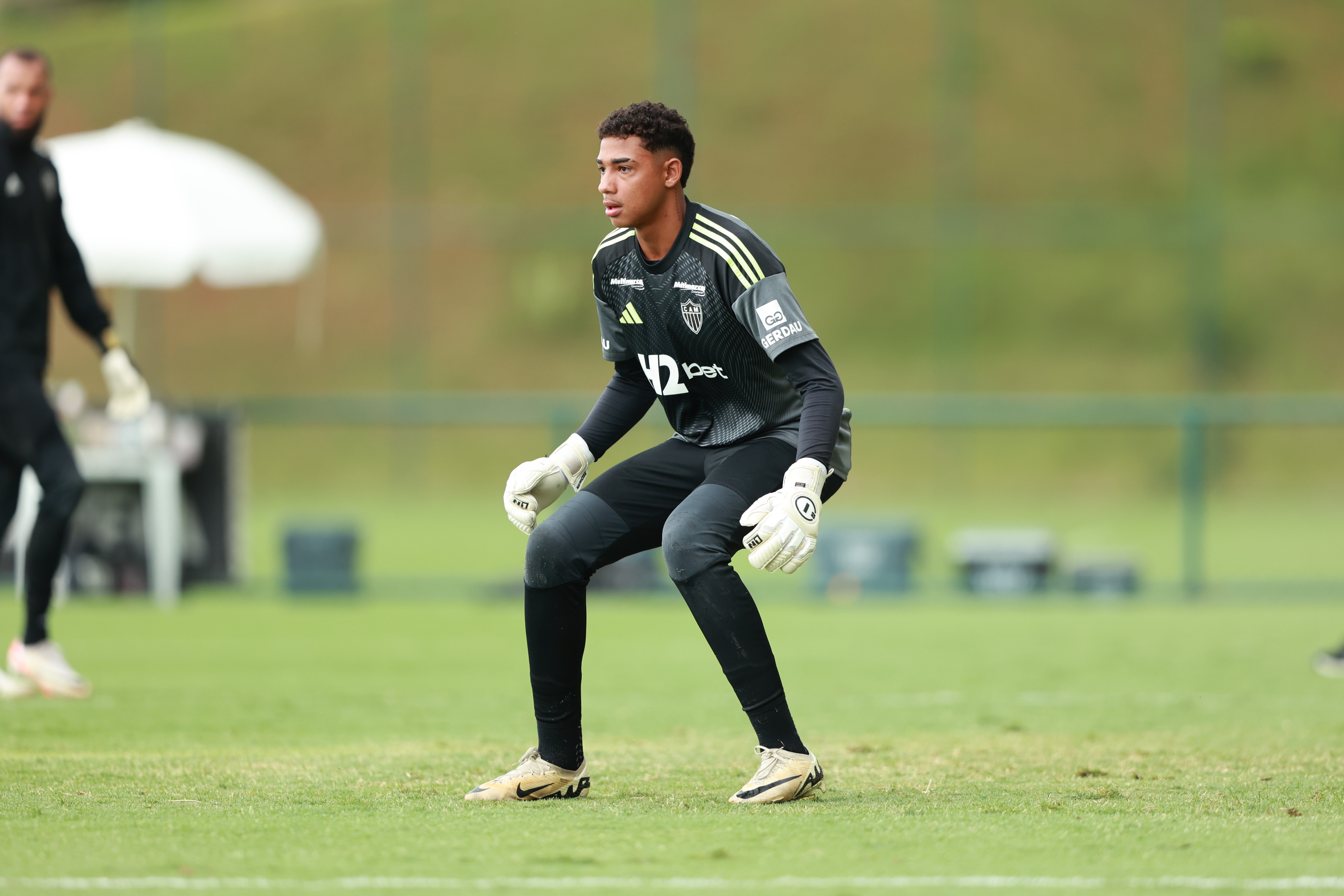 Quem é o goleiro do Atlético-MG de 16 anos que viajou com o time para ...