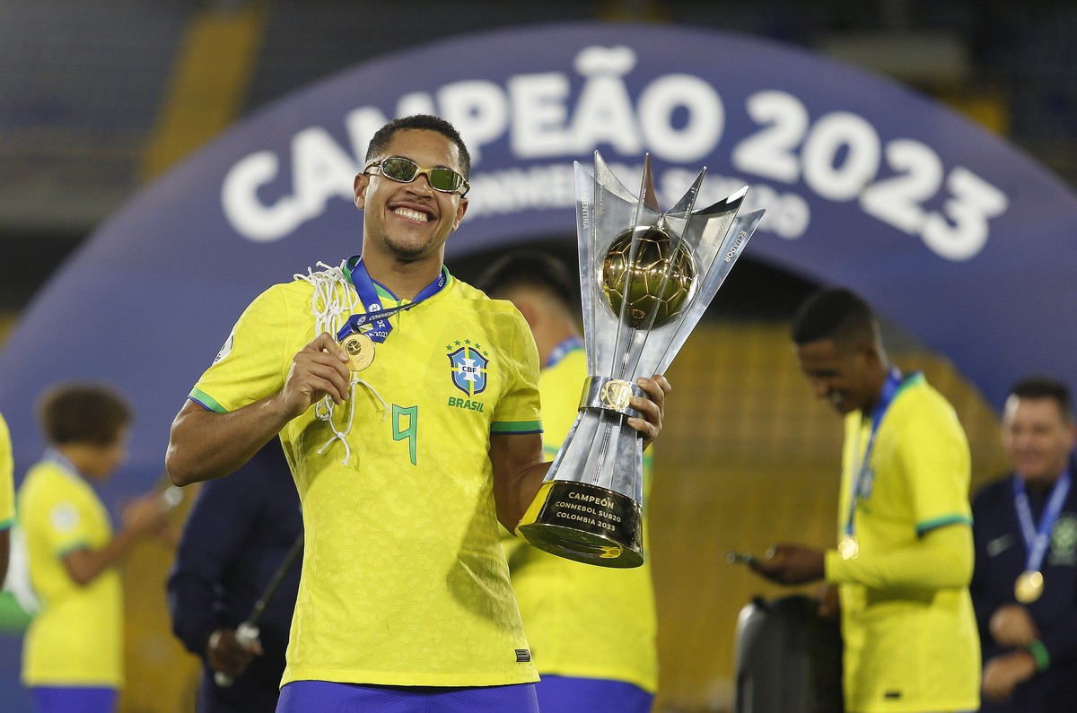 Vitor Roque, reforços, naming rights da Arena e SAF: diretor analisa ...