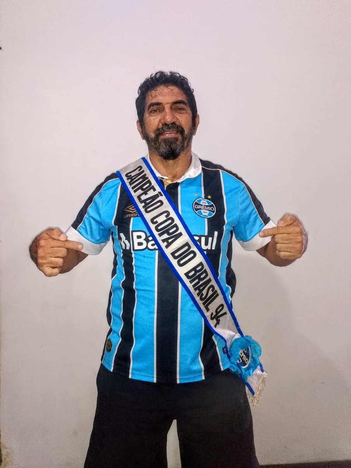 Nildo vende faixas e medalhas de títulos pelo Grêmio para fazer doações ...