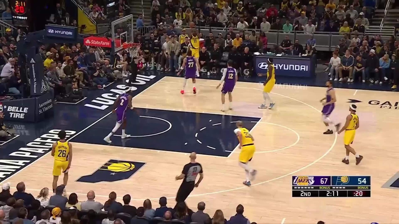 LeBron James faz linda cesta e satiriza adversários caídos no chão ...