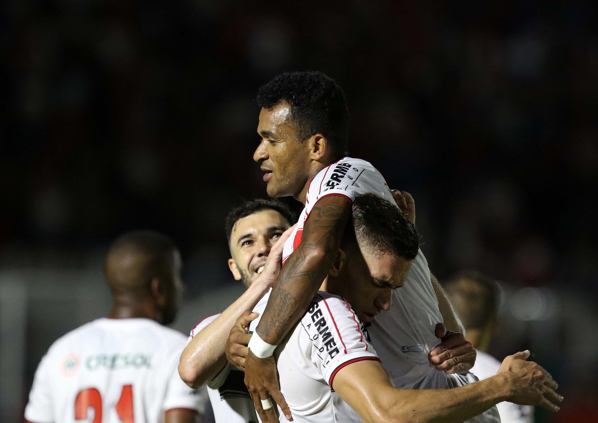 Alex Sandro se destaca no Botafogo-SP e agrada técnico: “Surpreende ter ...