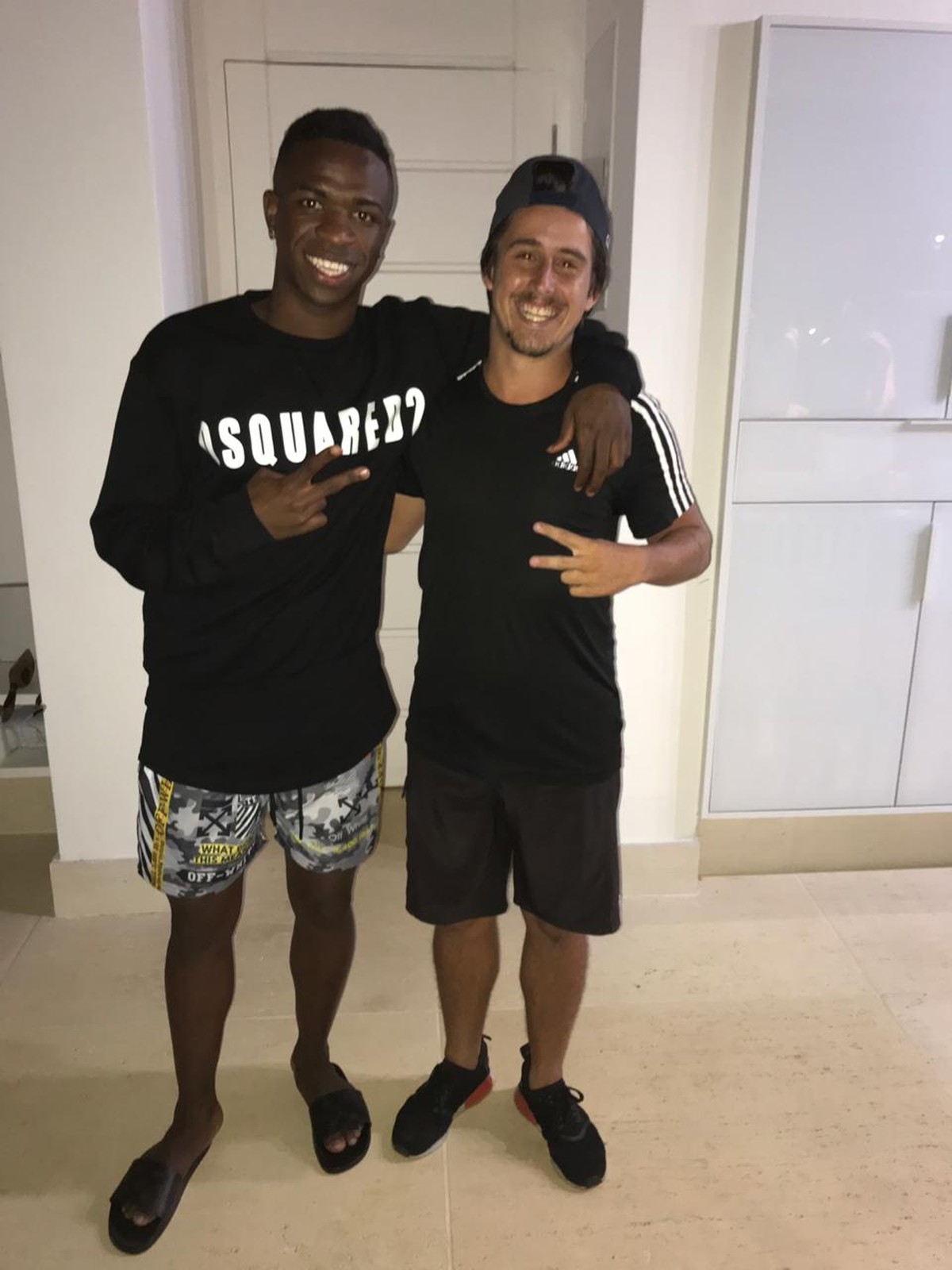 Fã faz "mágica", descobre casa de Vinicius Junior em Búzios e ganha ...