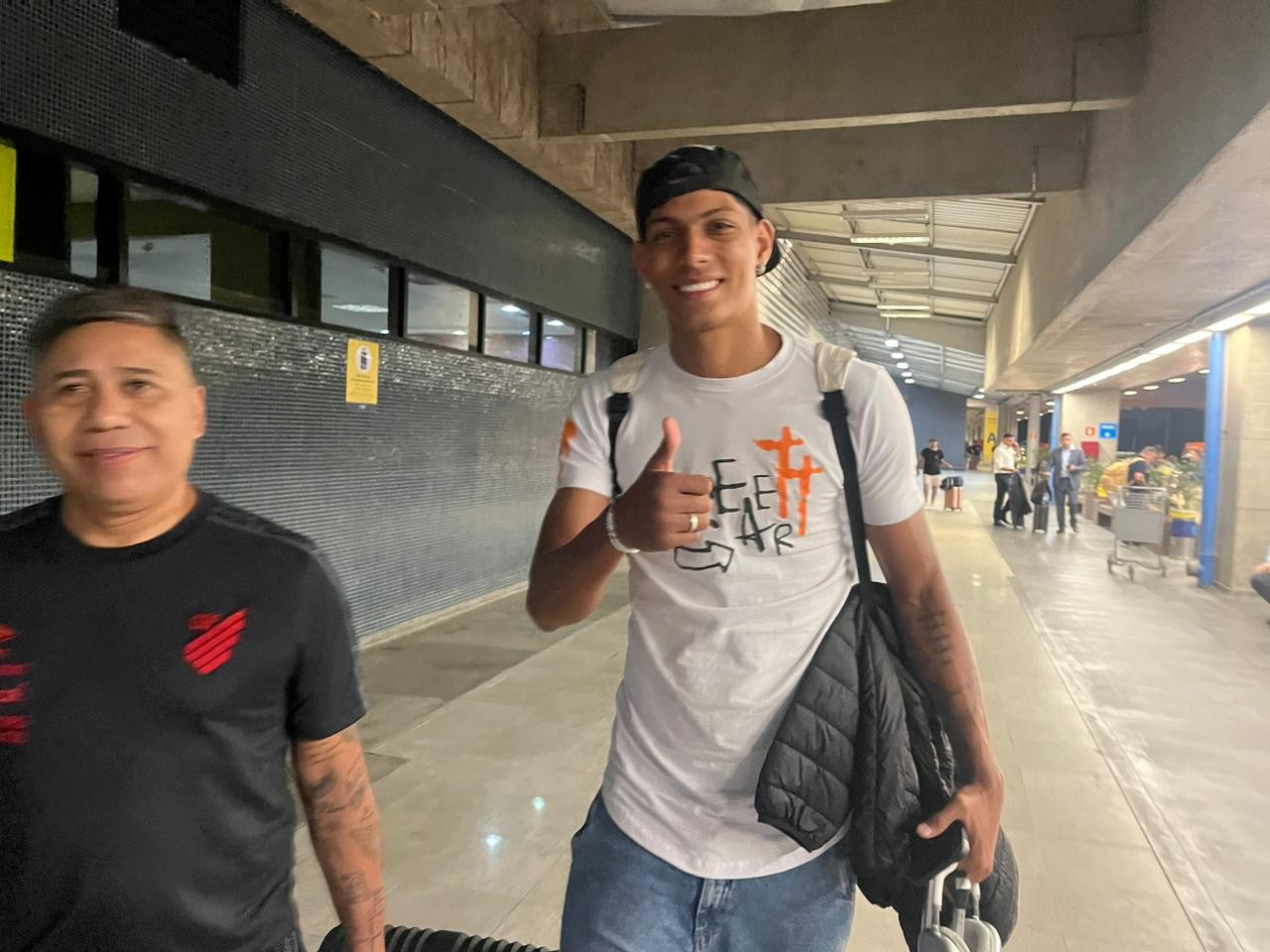 Novo reforço do Athletico, Zé Vitor chega para assinar e comemora ...