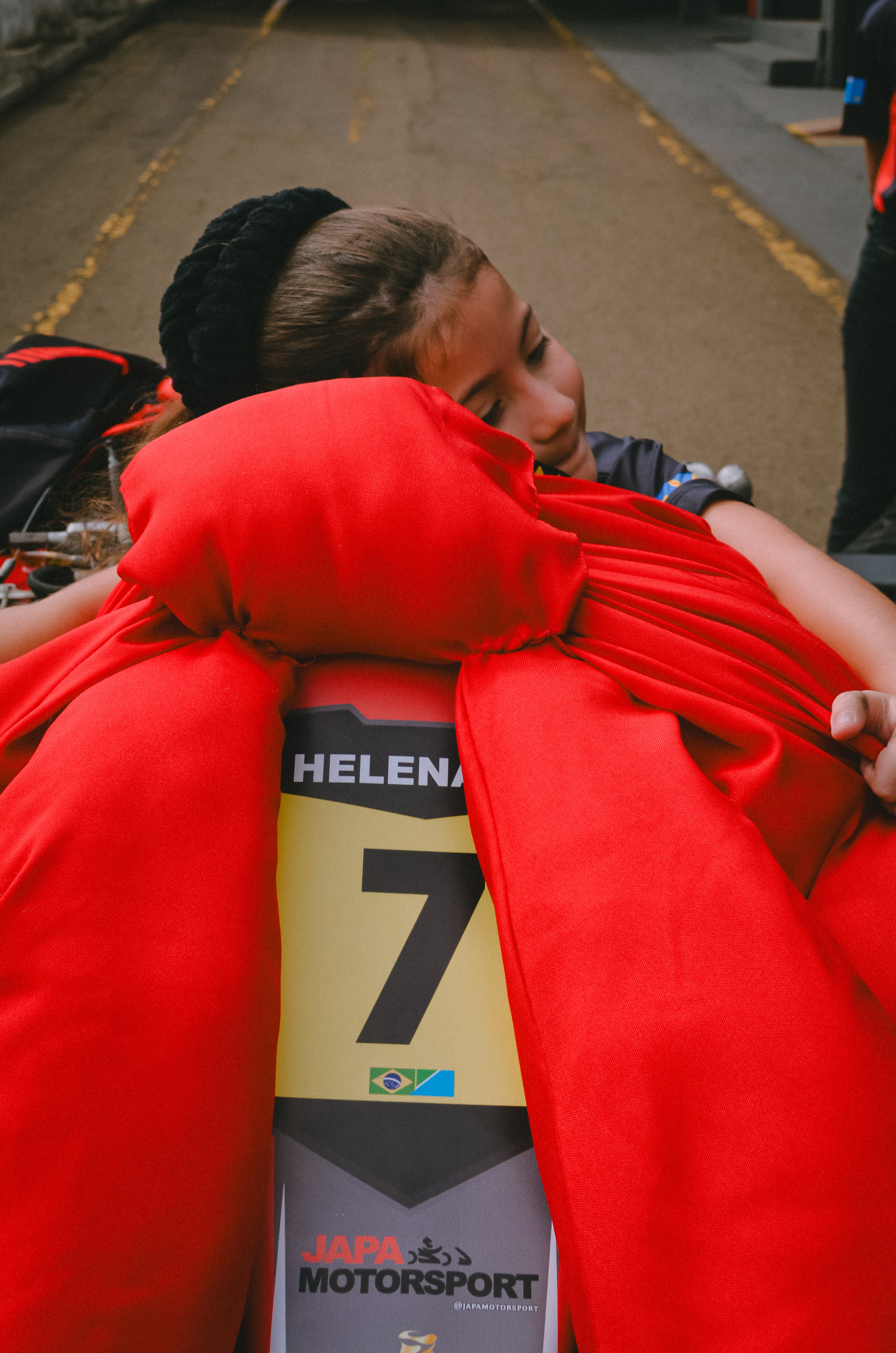 Pisando firme no acelerador, Helena ganha o 1º carro de kart aos 6 anos ...
