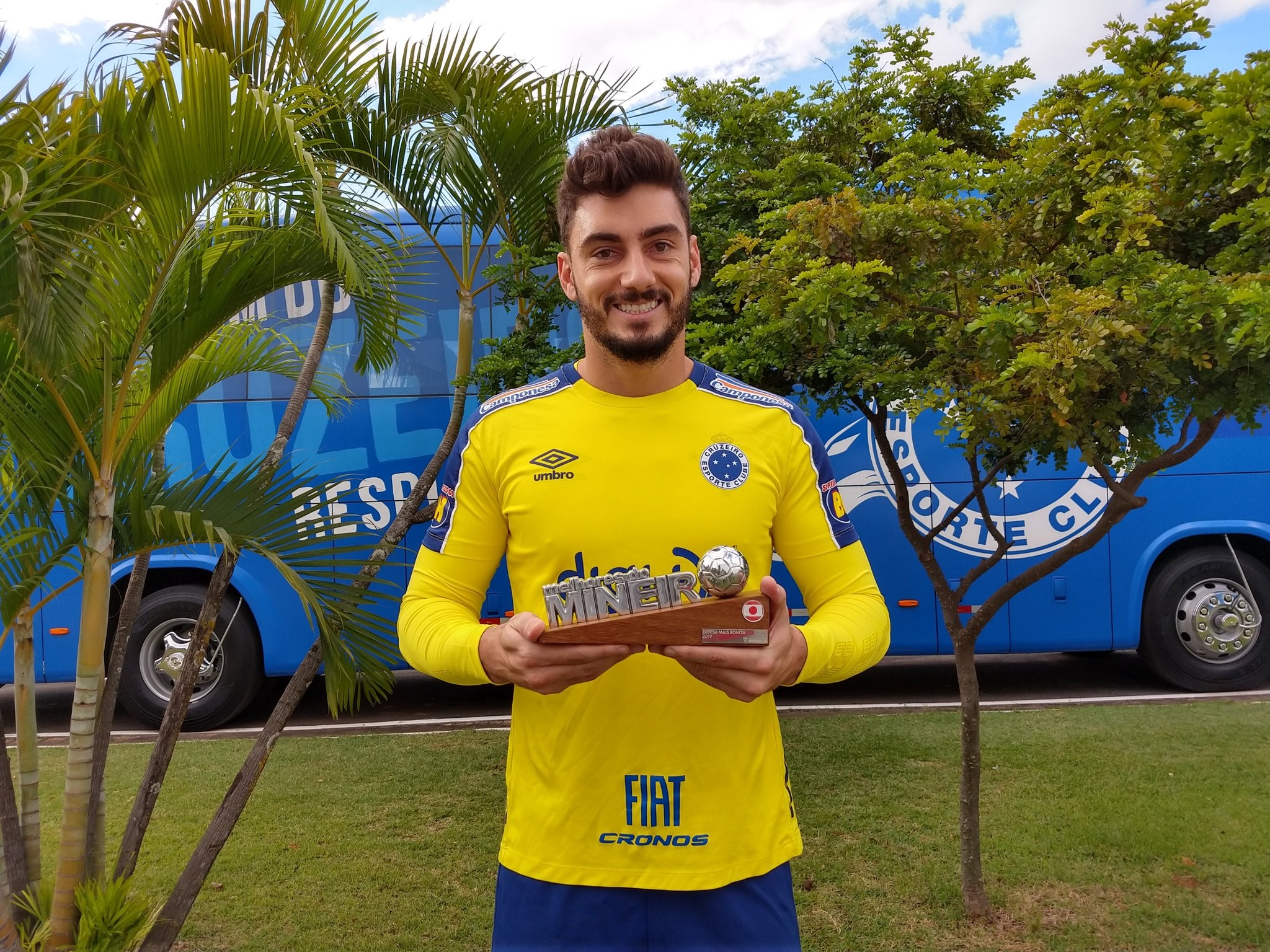 Rafael recebe troféu de defesa mais bonita do Mineiro e divide méritos ...