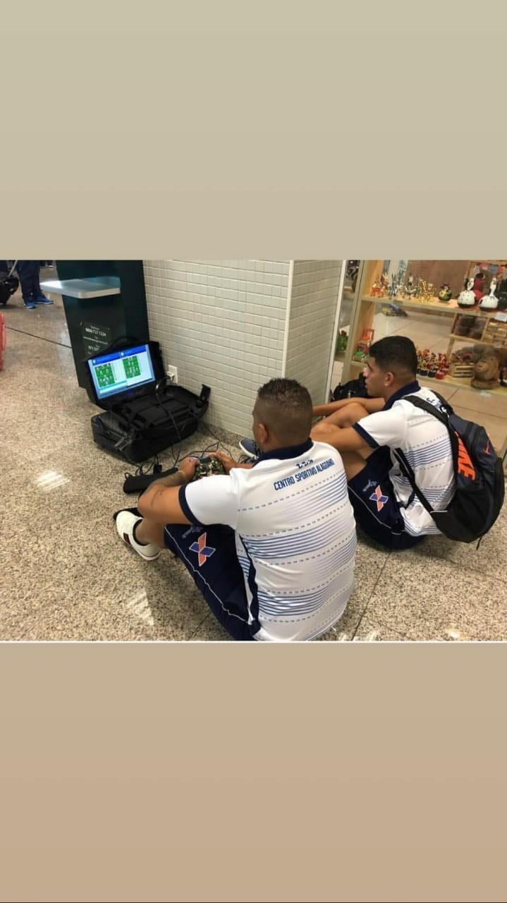 Walter senta no chão do aeroporto e joga uma partidinha de videogame ...
