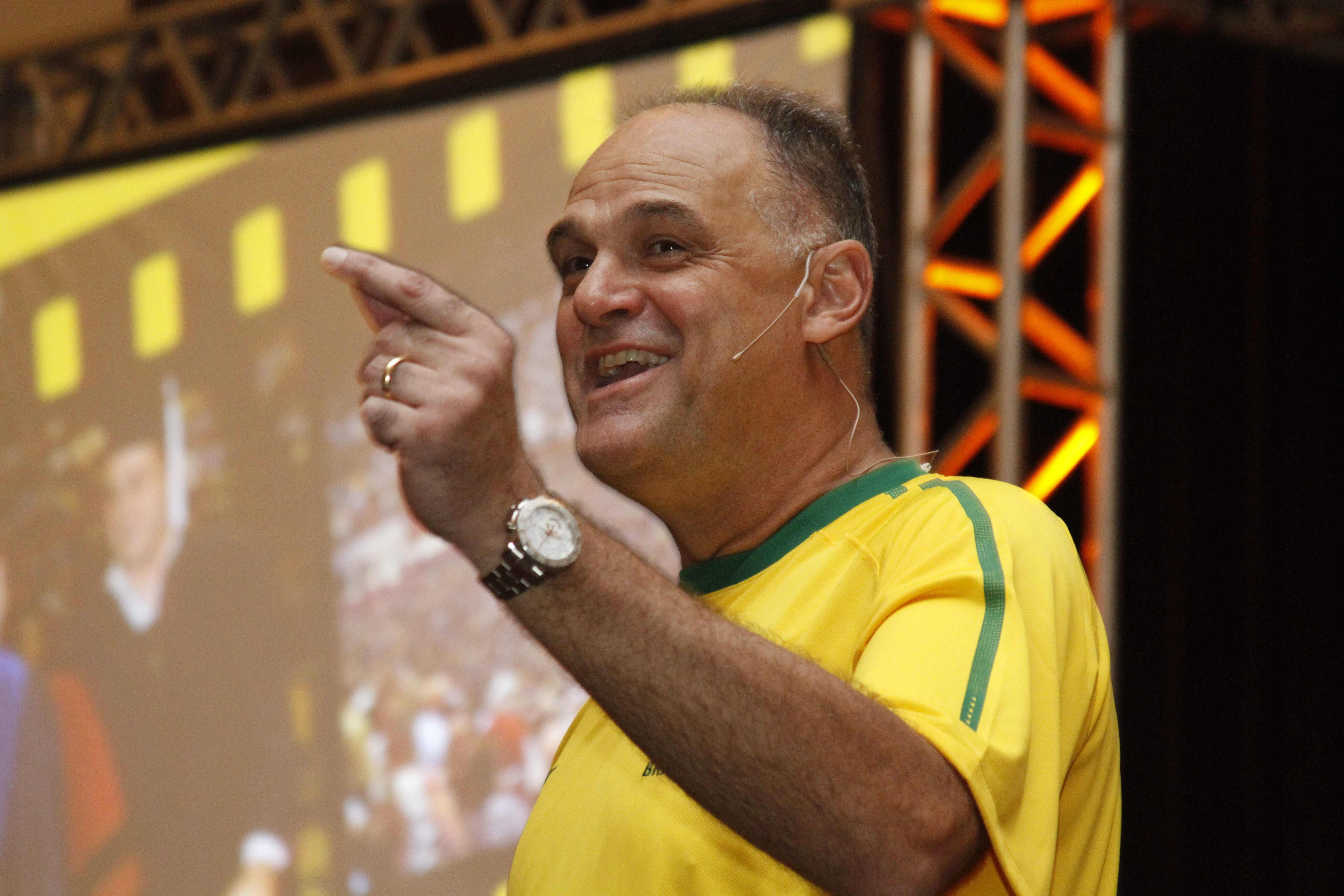 Oscar Schmidt e campeões olímpicos da vela e vôlei de praia entram no ...