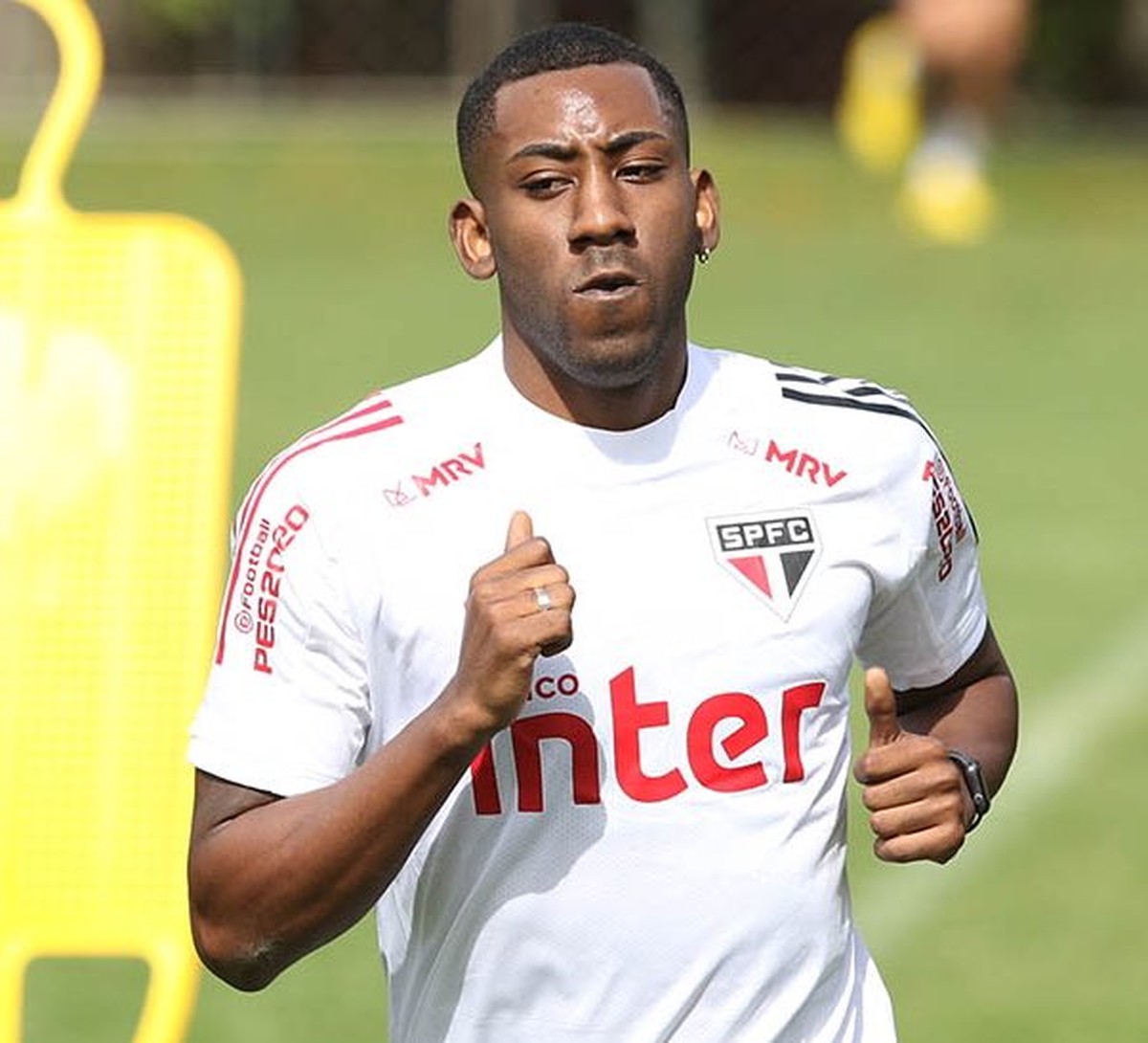 Carneiro volta aos treinos e é celebrado por colegas do São Paulo: "Pra ...