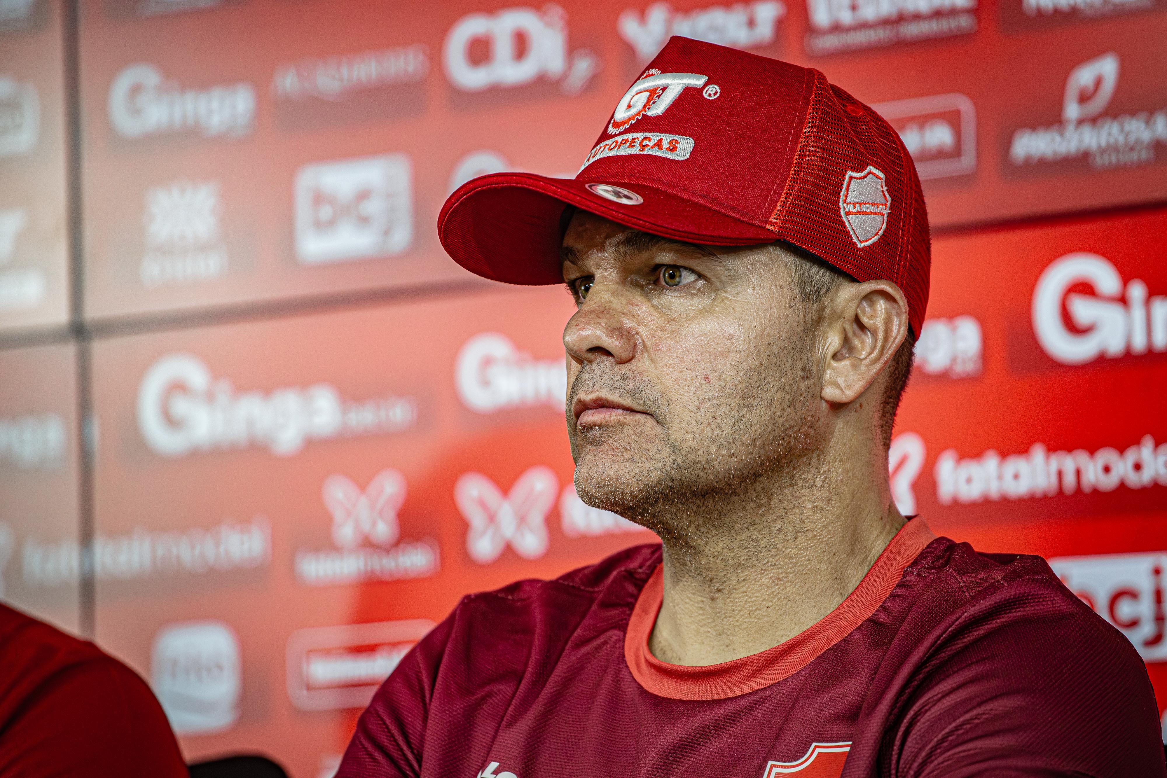 Louzer é apresentado no Vila e espera resgatar confiança | Ge