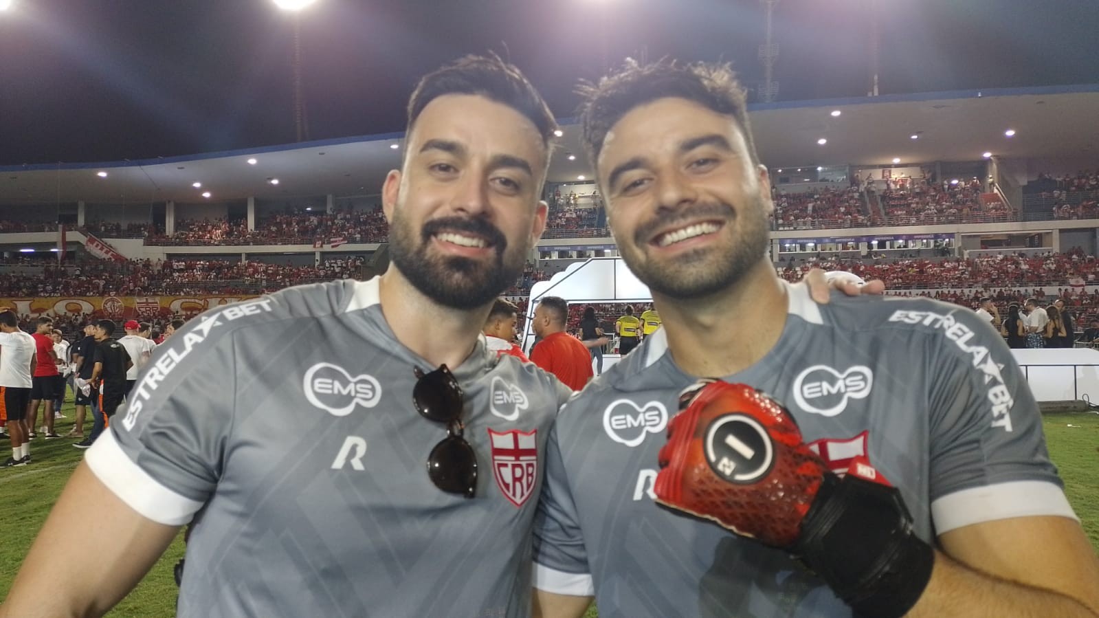 Matheus Albino comemora o título do CRB com o irmão e confunde os ...