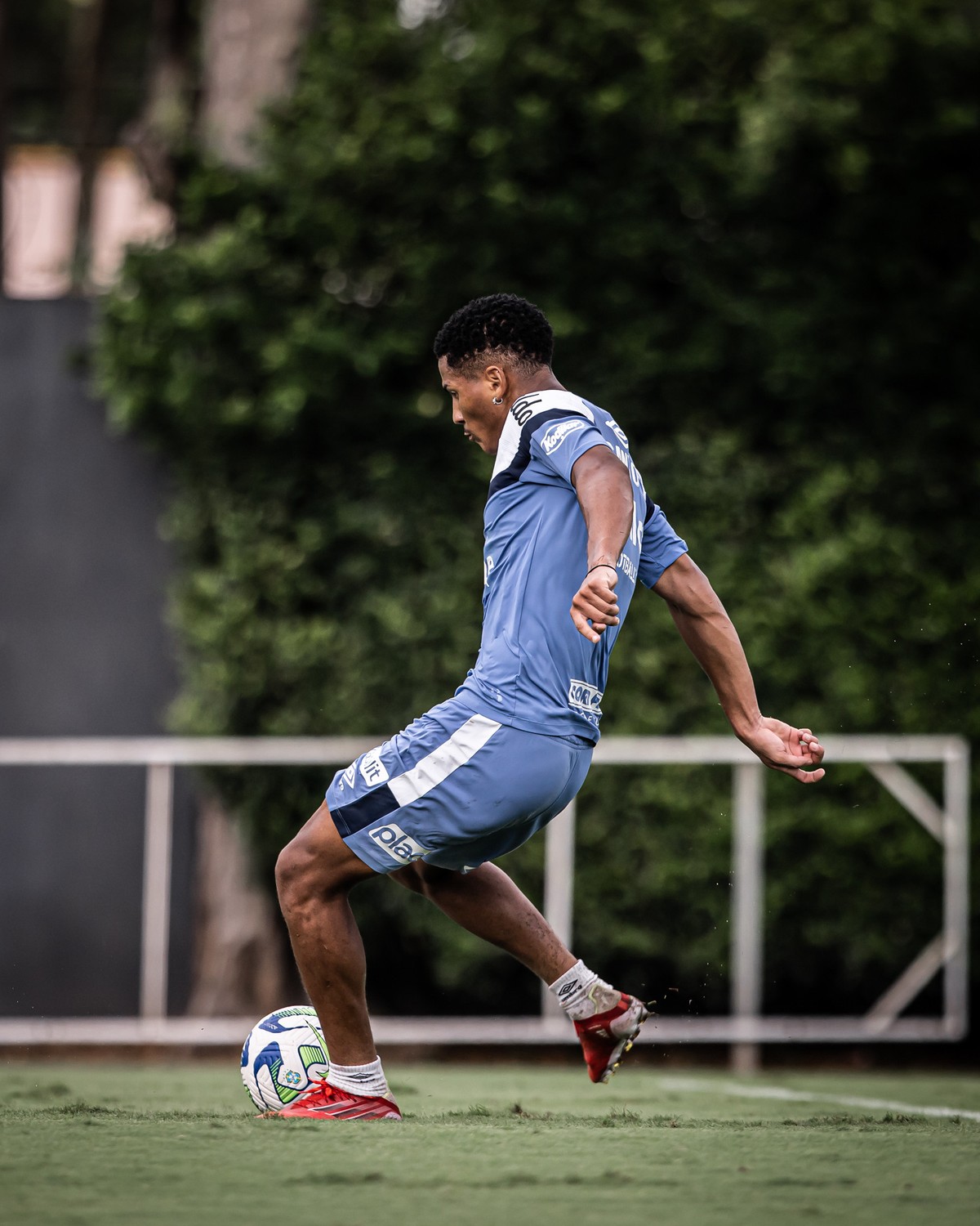 Ângelo faz trabalho "até inchar a perna" para melhorar finalizações e ...