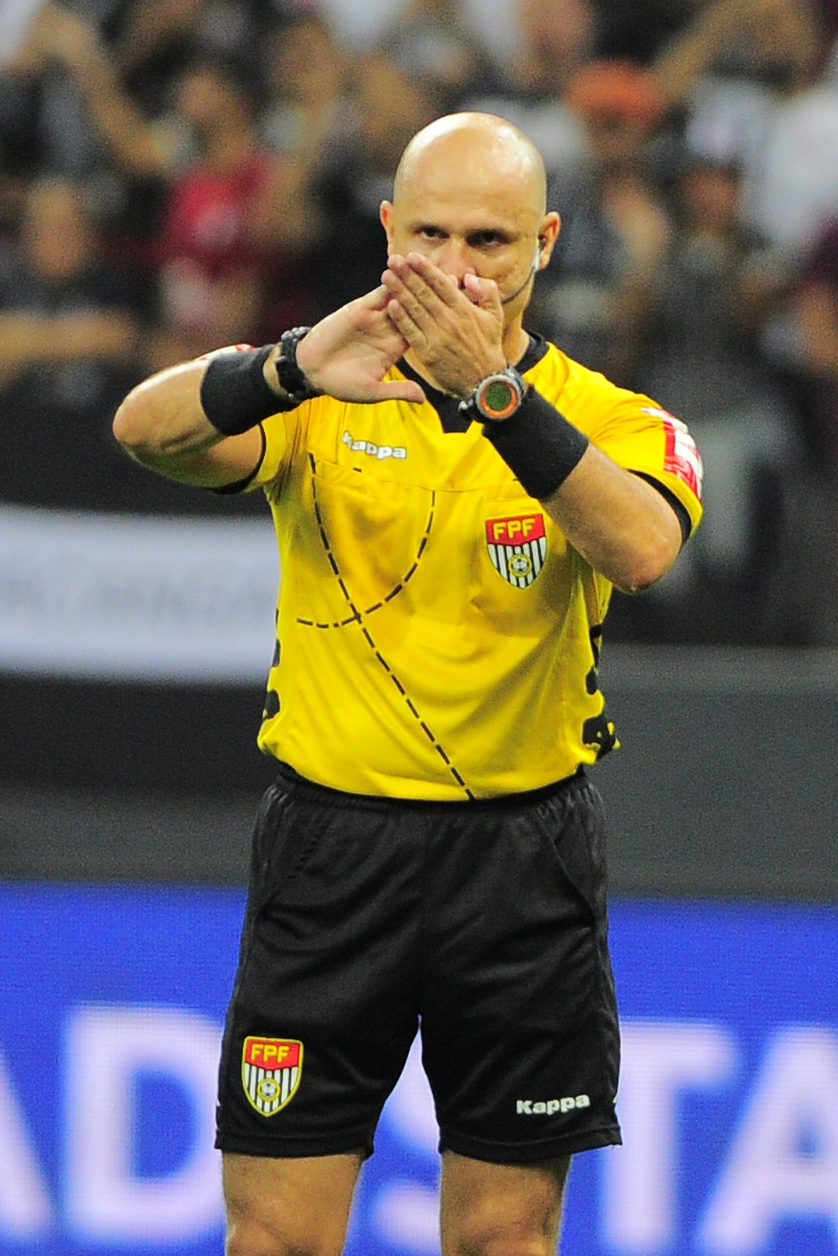 Após polêmica com árbitro carioca, conheça o trio paulista que apita o ...