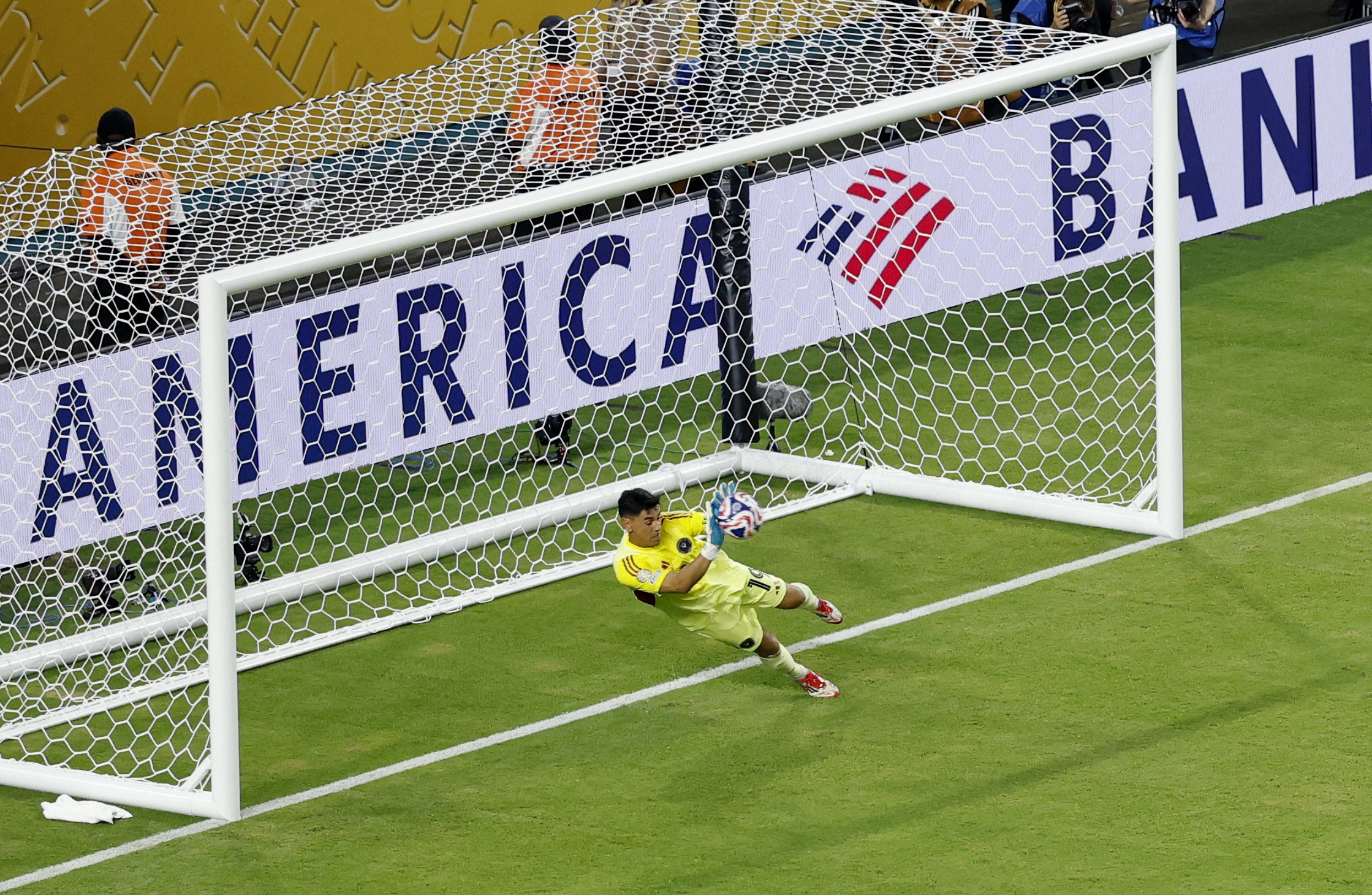 Conheça Ustari, goleiro de 38 anos que salvou o time de Messi na ...