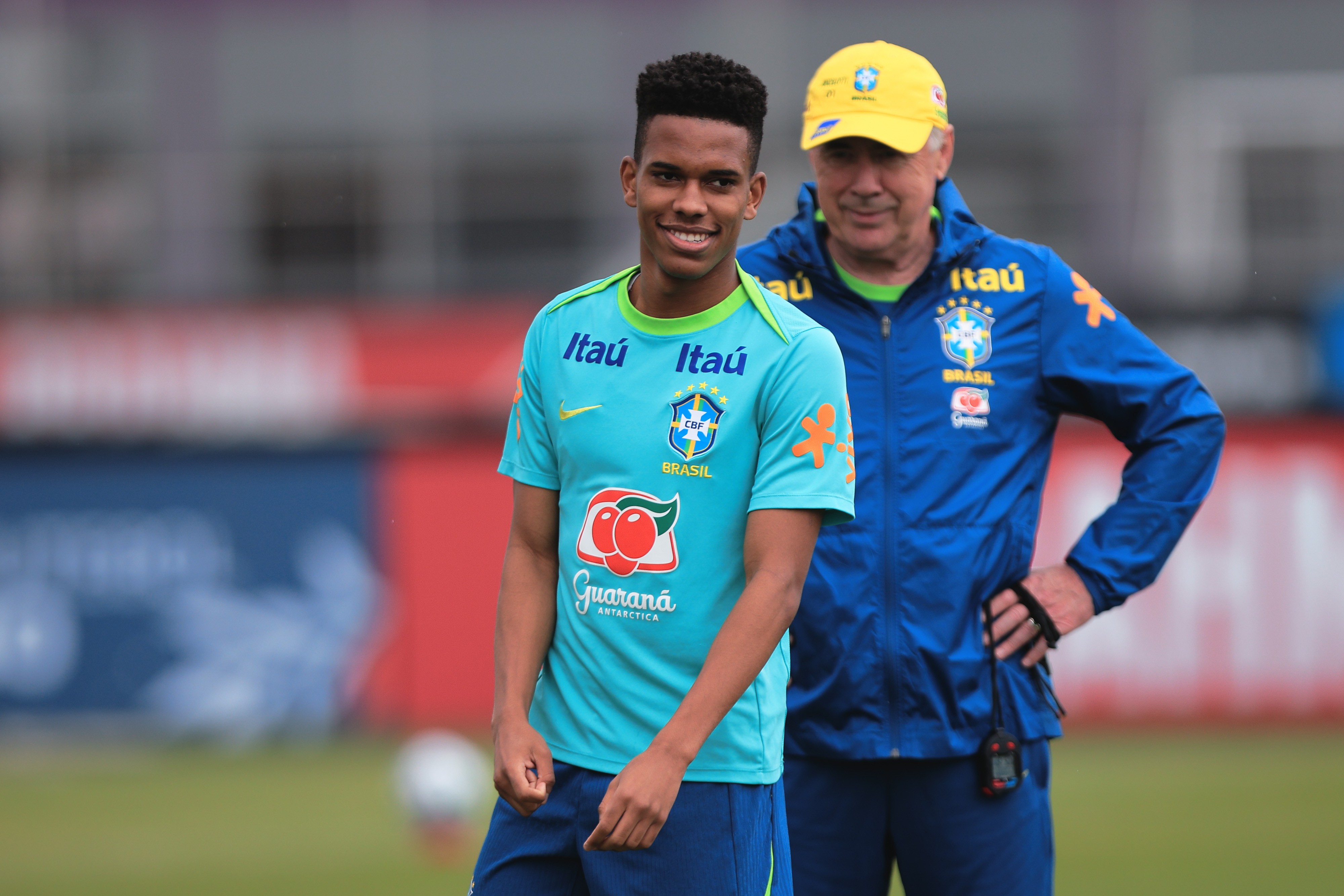 Das brincadeiras e conselhos à "dura" em treino: como Ancelotti tenta desenvolver Estêvão | Ge