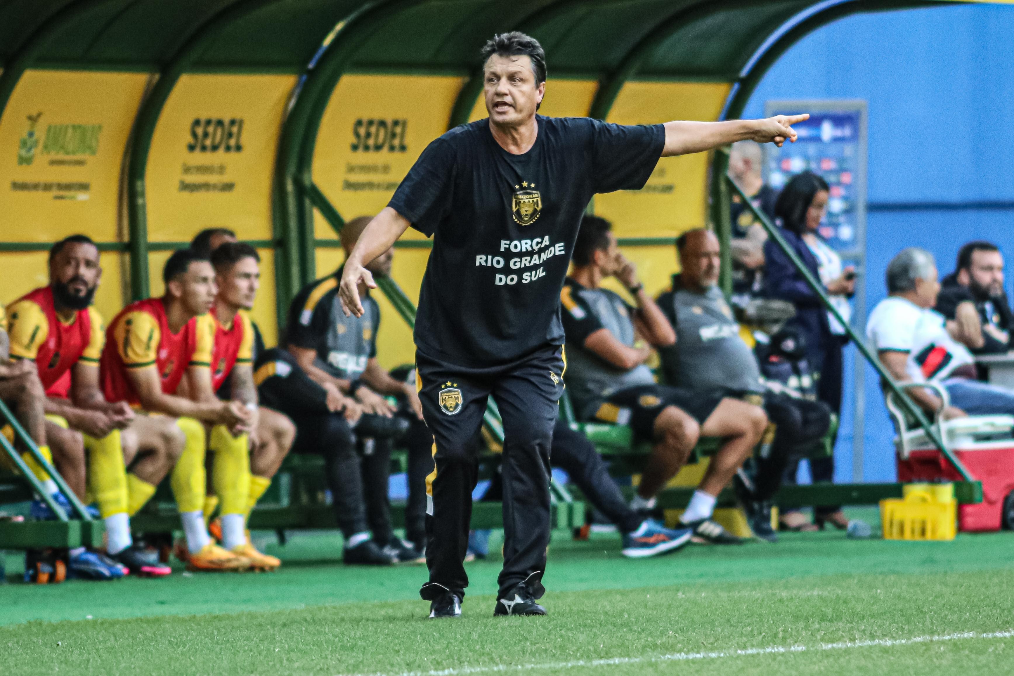 Amazonas anuncia saída do técnico Adilson Batista