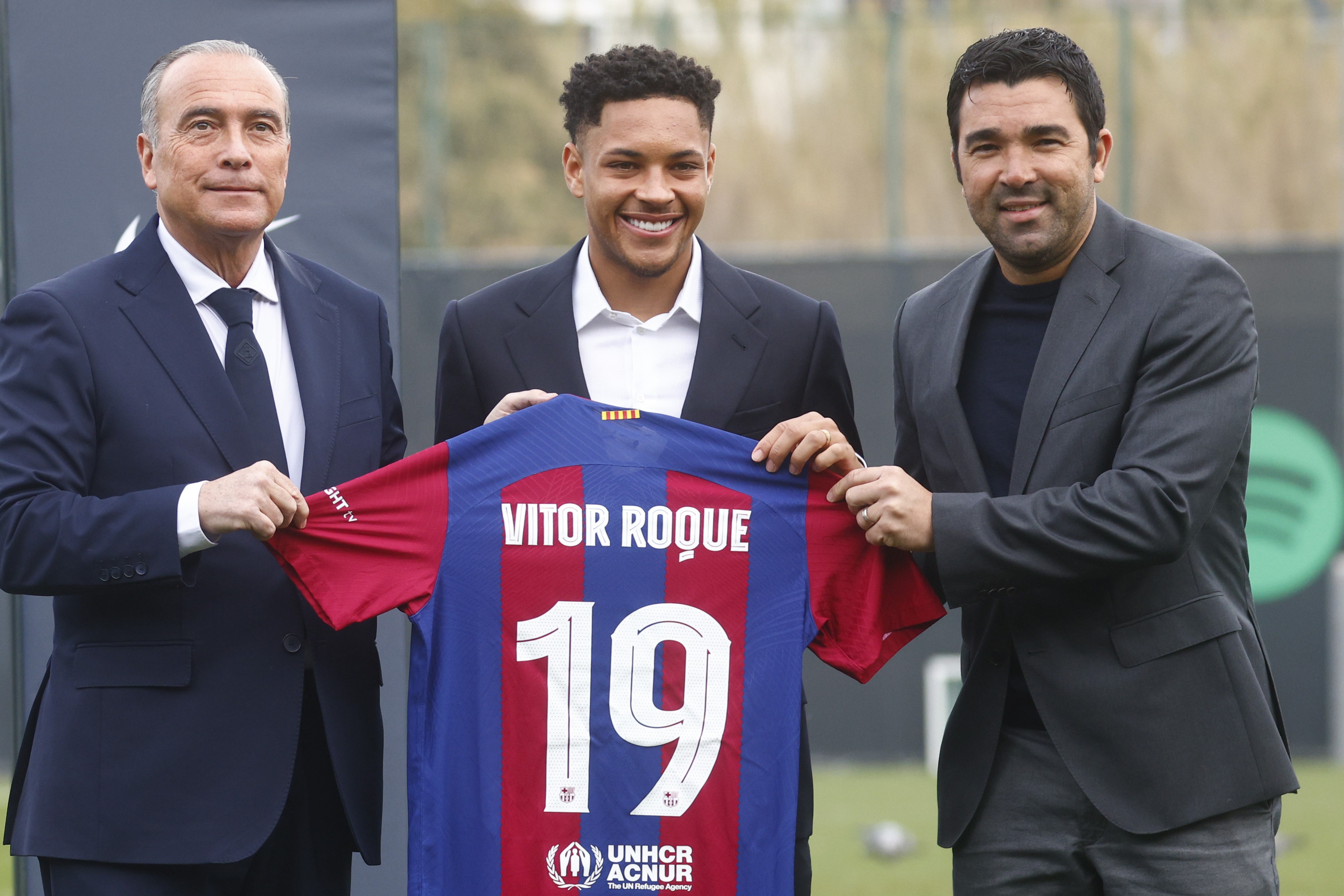 Vitor Roque é apresentado no Barcelona um dia após estreia | Ge