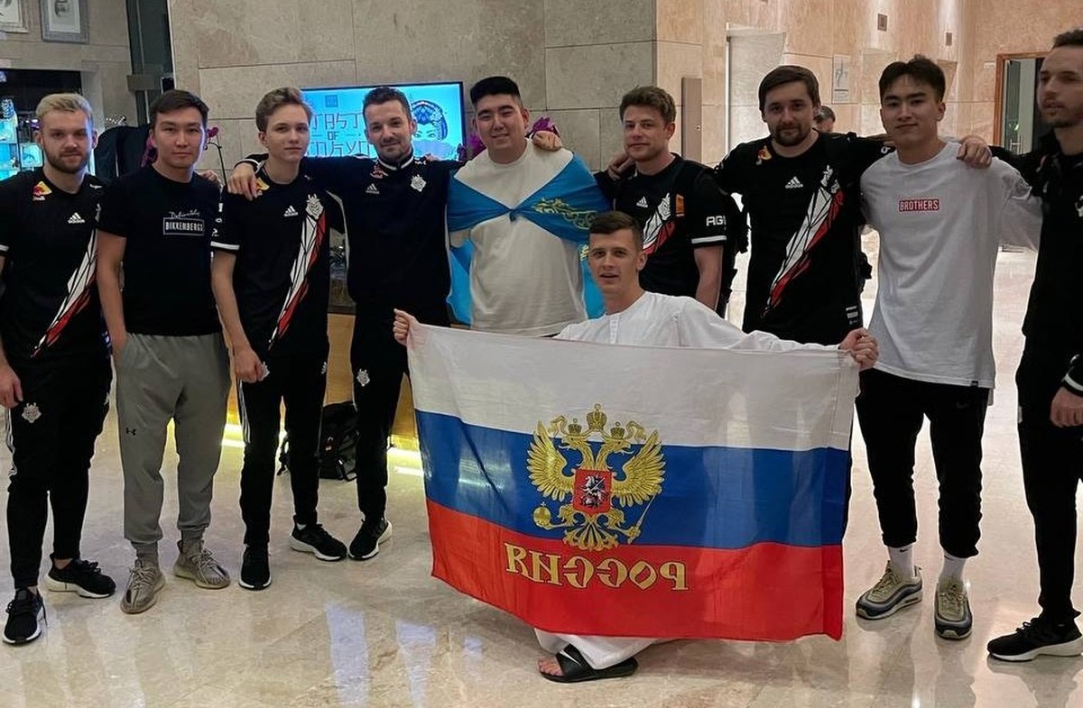 CS:GO: atletas da G2 posam com fã com bandeira da Rússia, e s1mple ...
