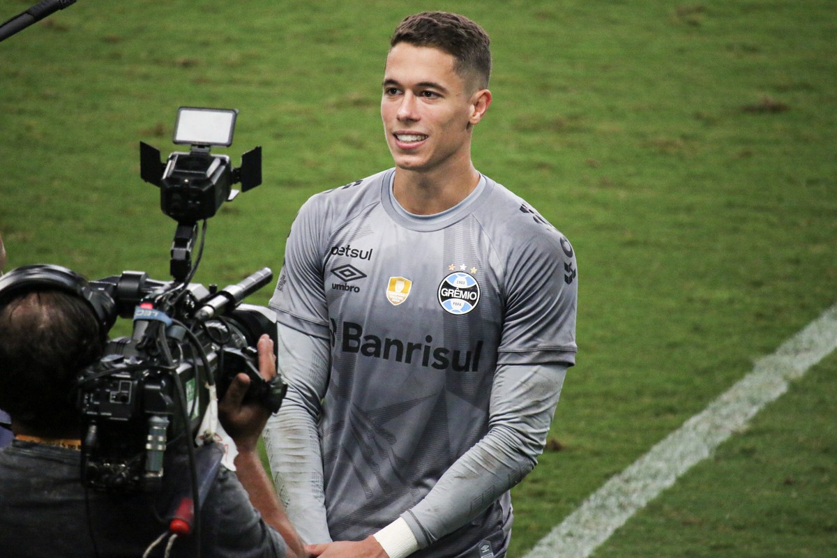 Brenno volta a jogar Gre-Nal dois anos após estreia pelo Grêmio e ...