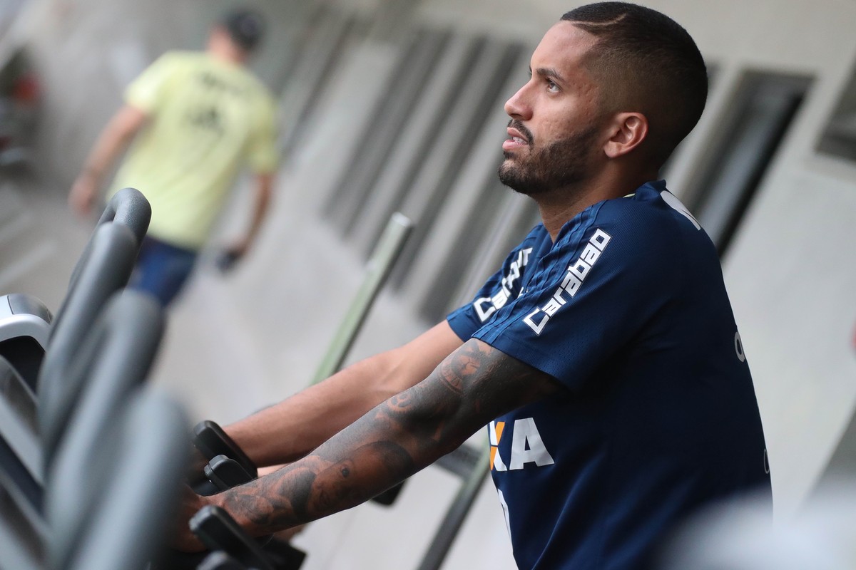 Rômulo tem torção no joelho, inicia tratamento e é dúvida para quarta