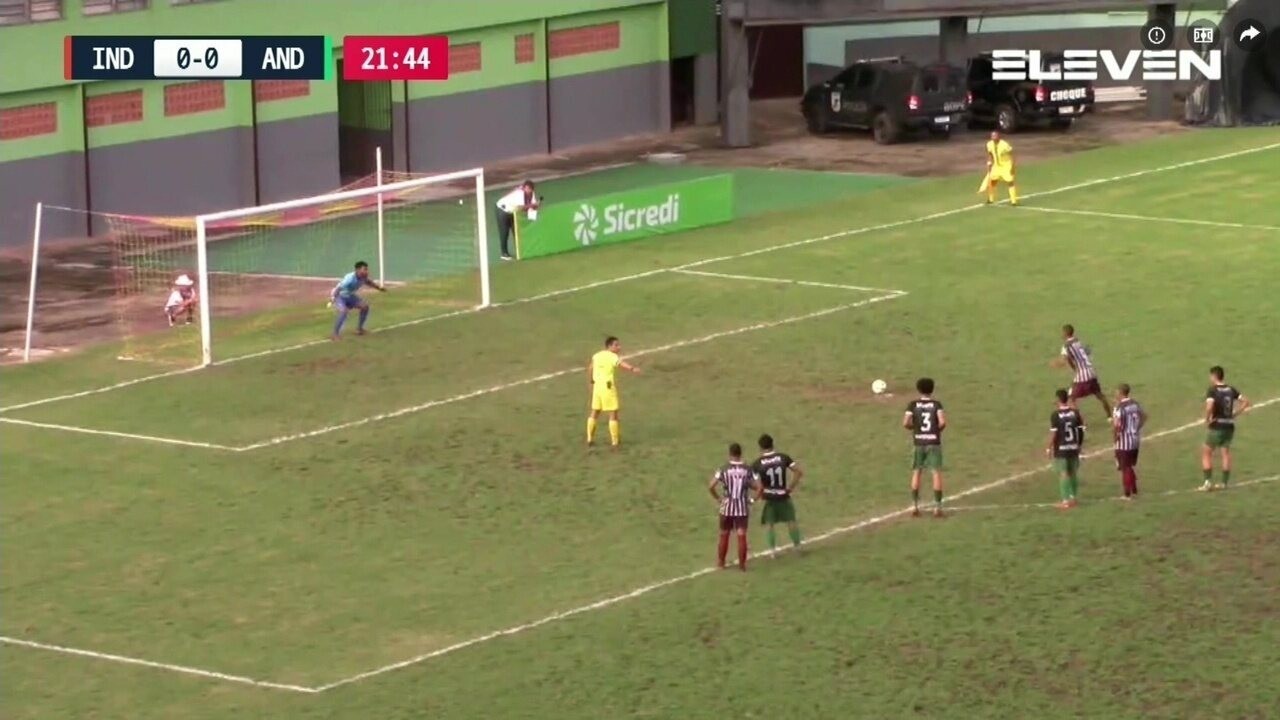 No AC, zagueiro tenta tirar bola na pequena área, mas chuta em rival e ...