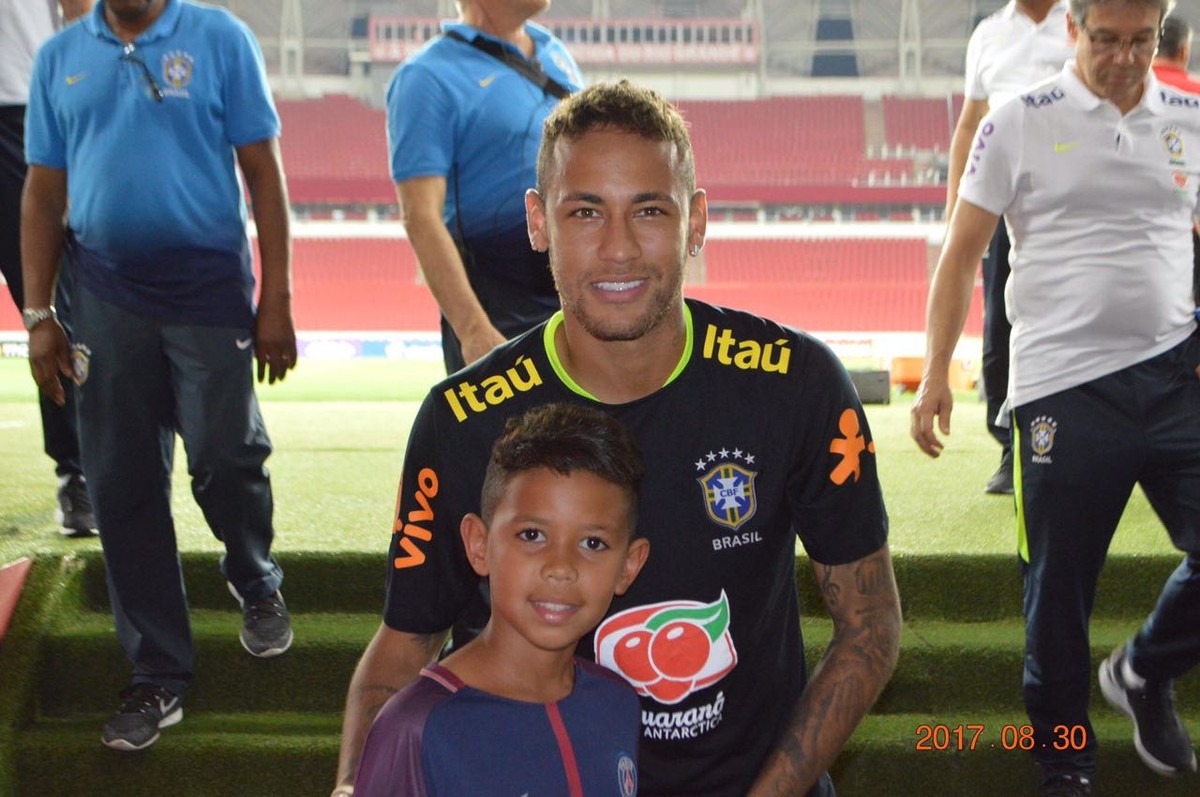 De pais para filhos: família Tite realiza sonho de Kempes, e João ...