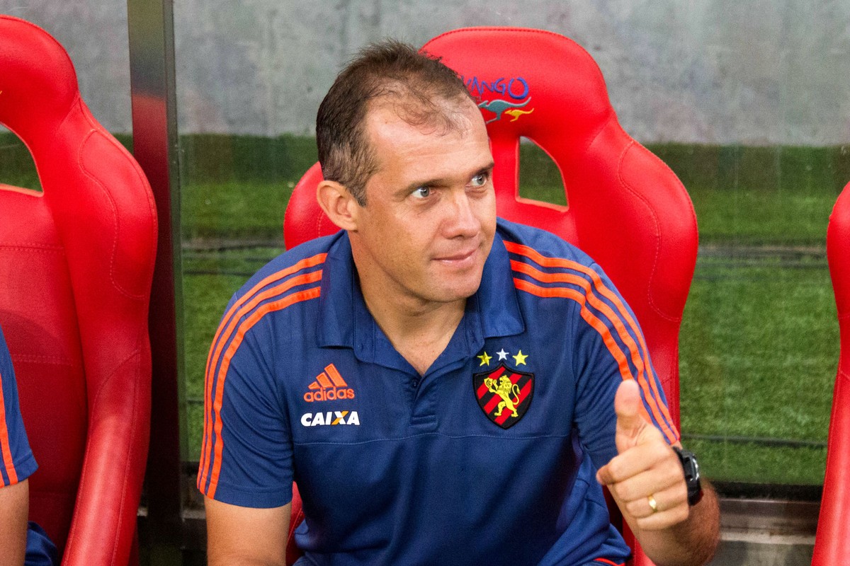 Eduardo Baptista diz "sim", e Sport fecha com técnico até fim do ano