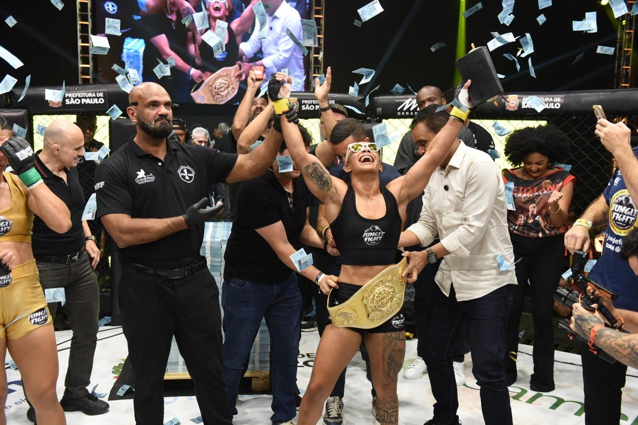 Leidiane Fernandes nocauteia no 3° round e conquista título | Ge