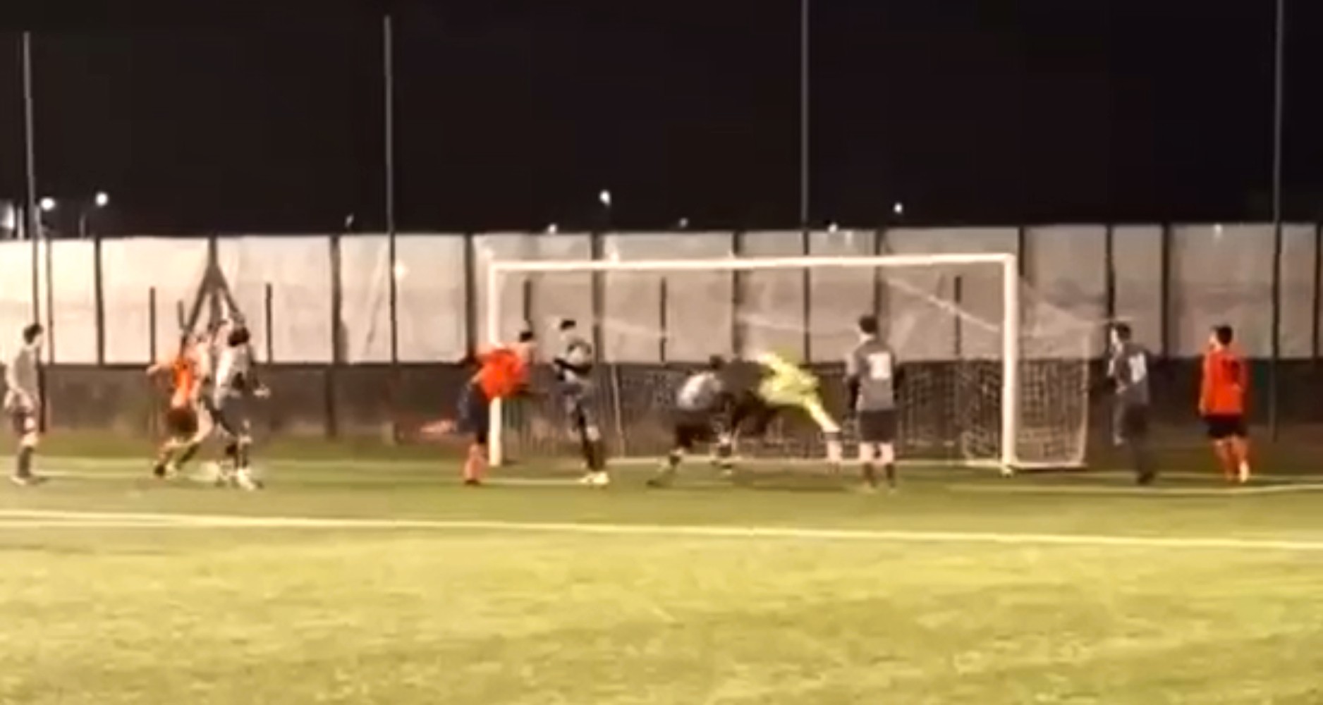 Ex-goleiro Magrão faz defesaça e pega pênalti em pelada na Itália | Ge