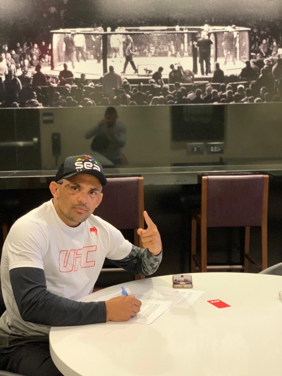 Após vitória de virada e bônus no UFC 271, Douglas D'Silva renova ...