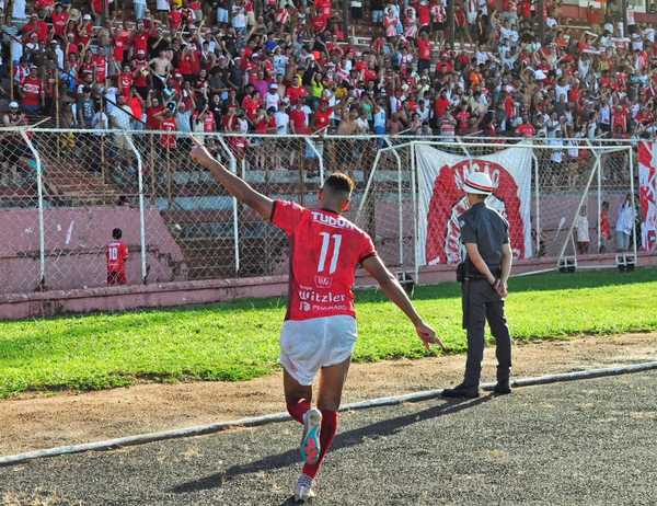 Luiz Thiago celebra gols decisivos, artilharia do século pelo Noroeste ...