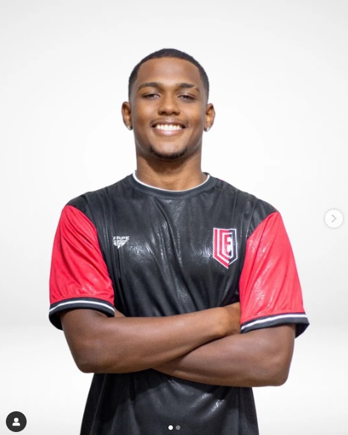 Joia do VEC, atacante Aislan, de 19 anos, assina contrato de empréstimo ...