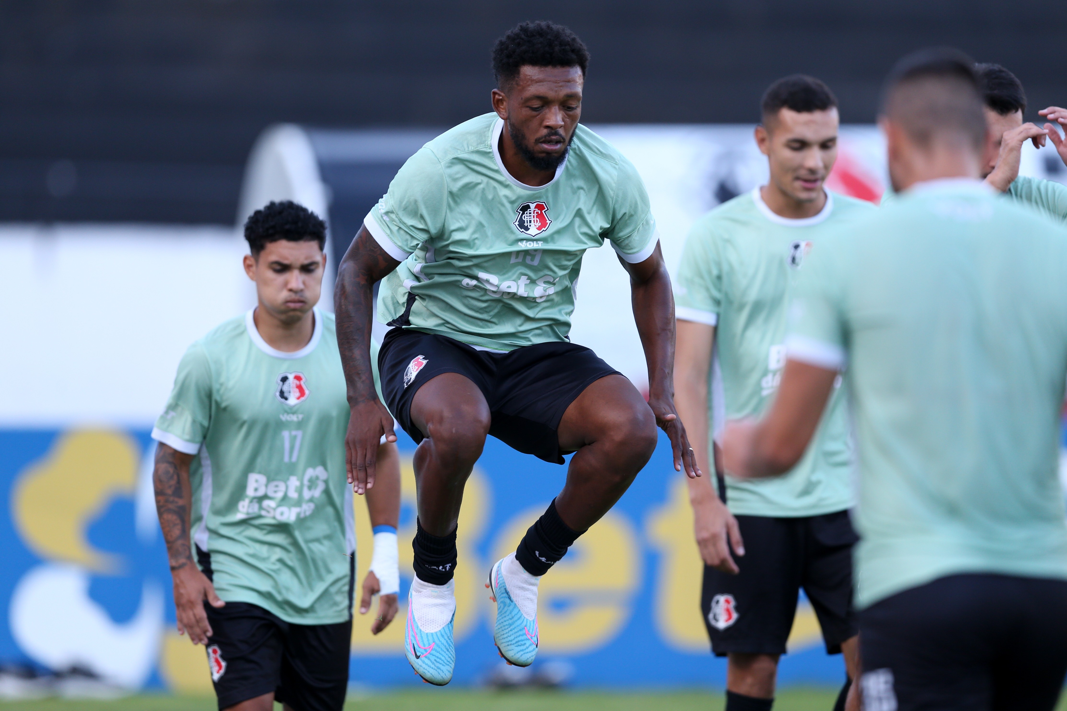 Rodrigues ou Vinícius? Técnico do Santa Cruz deixa disputa aberta | Ge