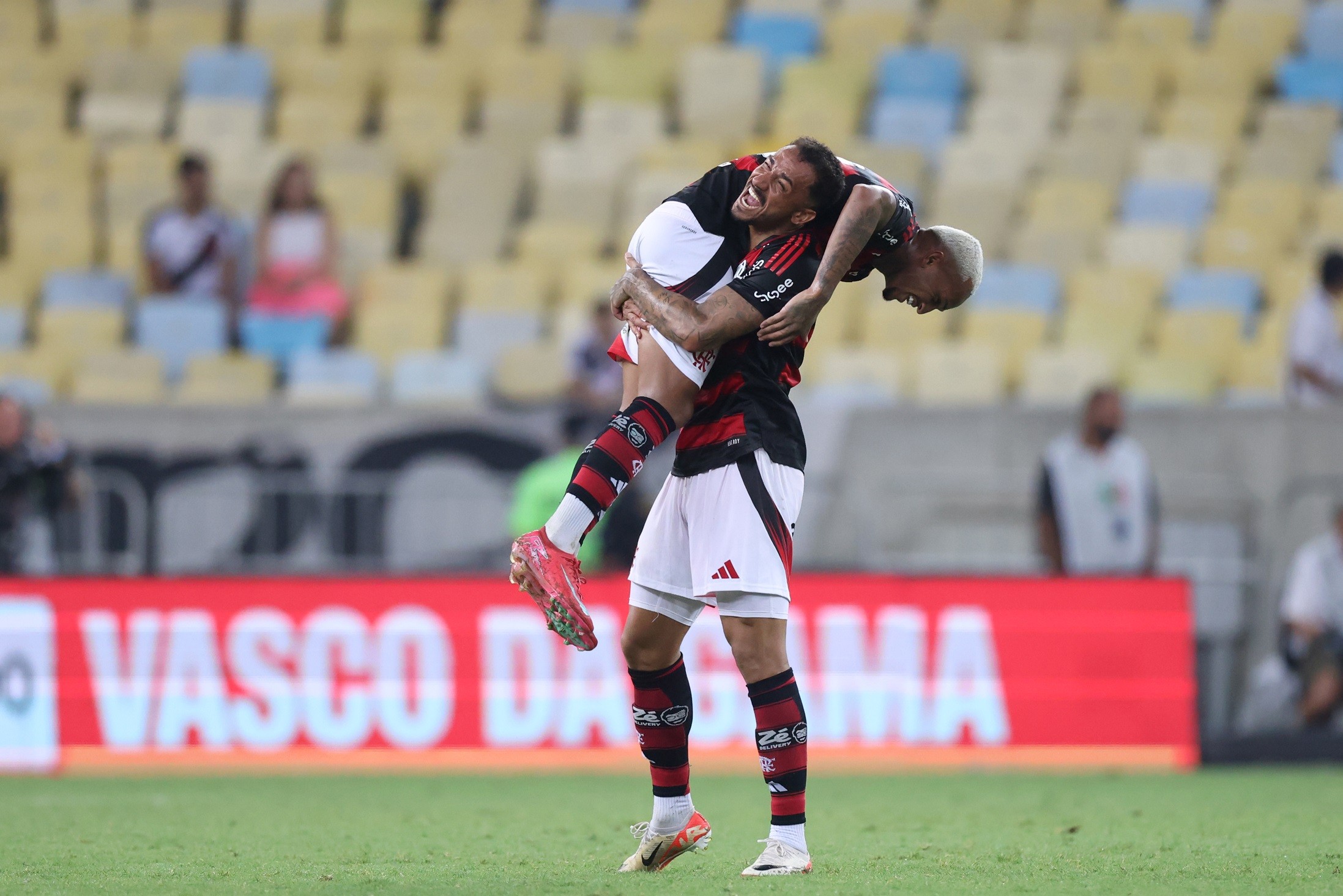 Danilo e Wesley estreitam laços no Flamengo e vivem expectativa de ...
