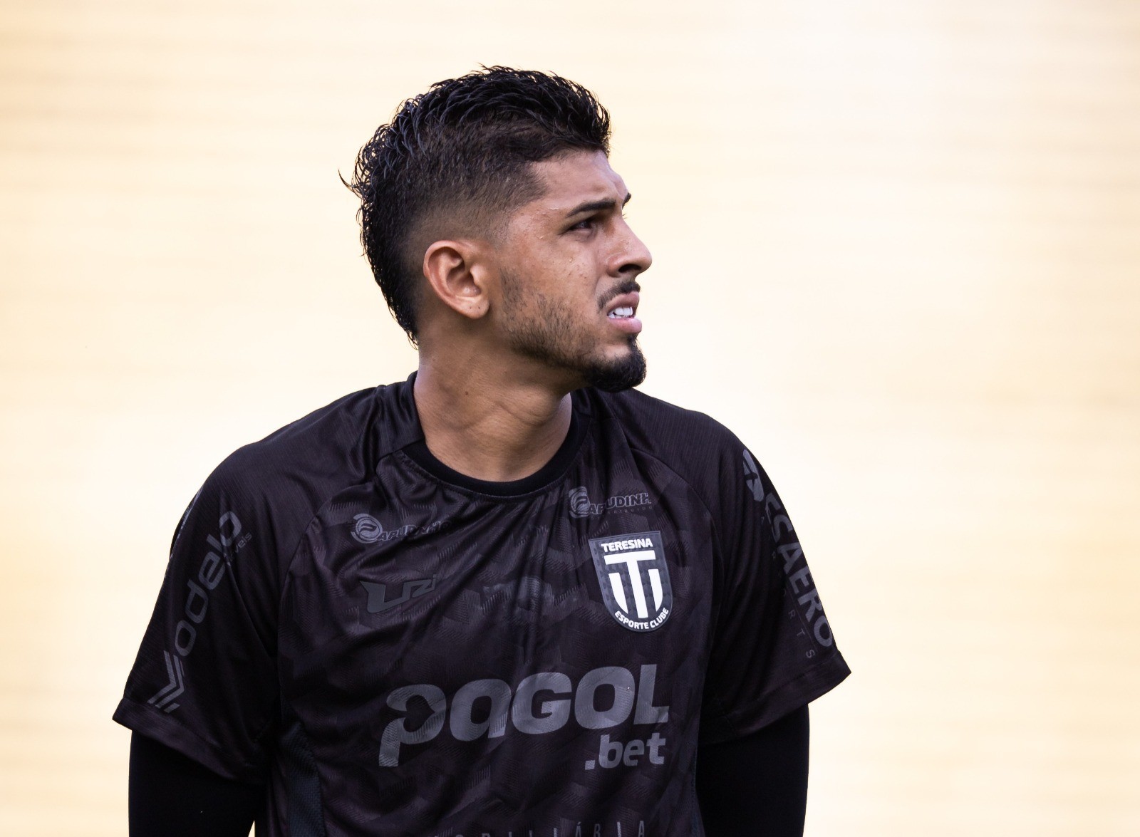 Teresina segue com defensor no DM e lateral titular vira dúvida para ...