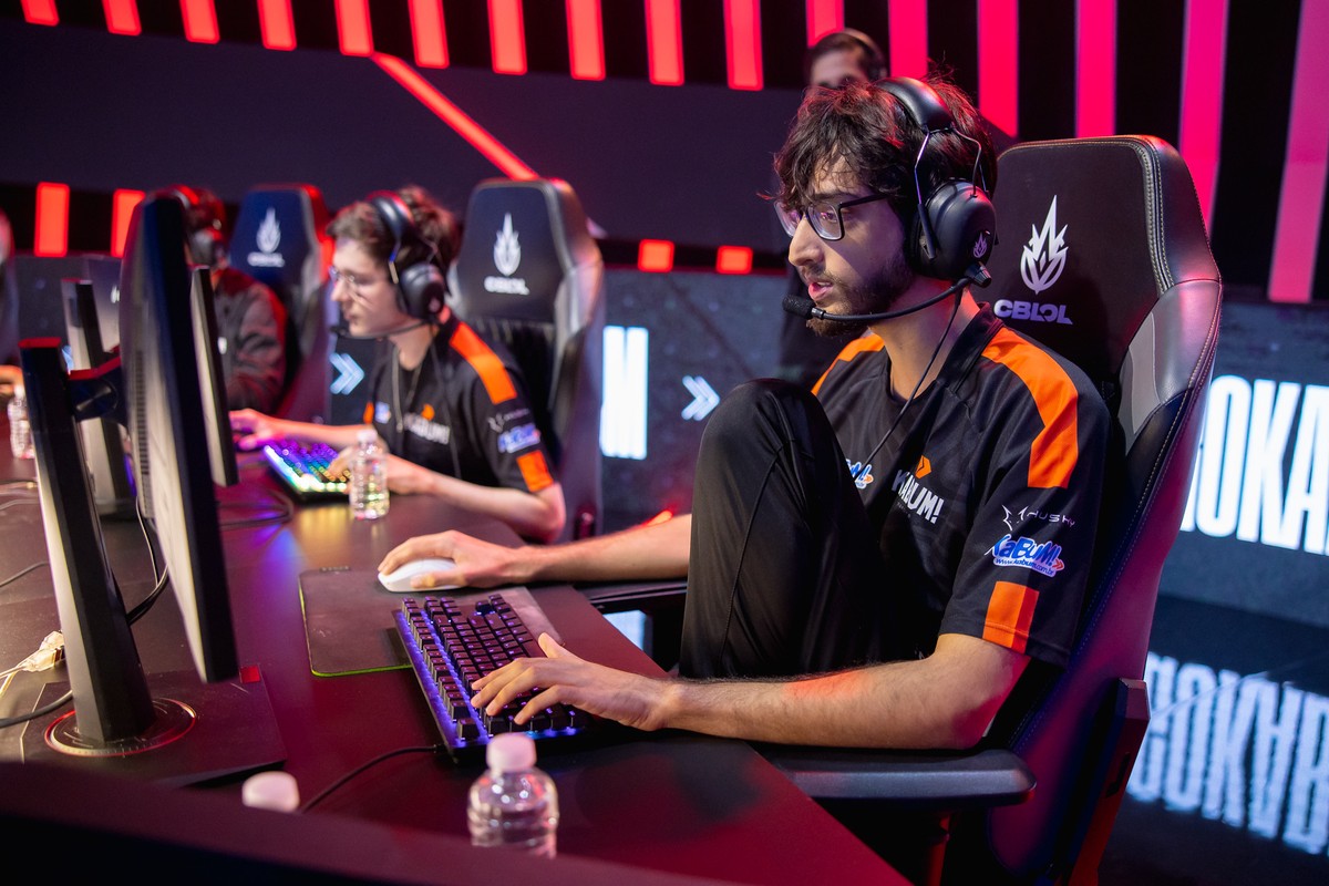 CBLOL 2023: RAV3N e Guigs comentam estreia na KaBuM | lol | ge
