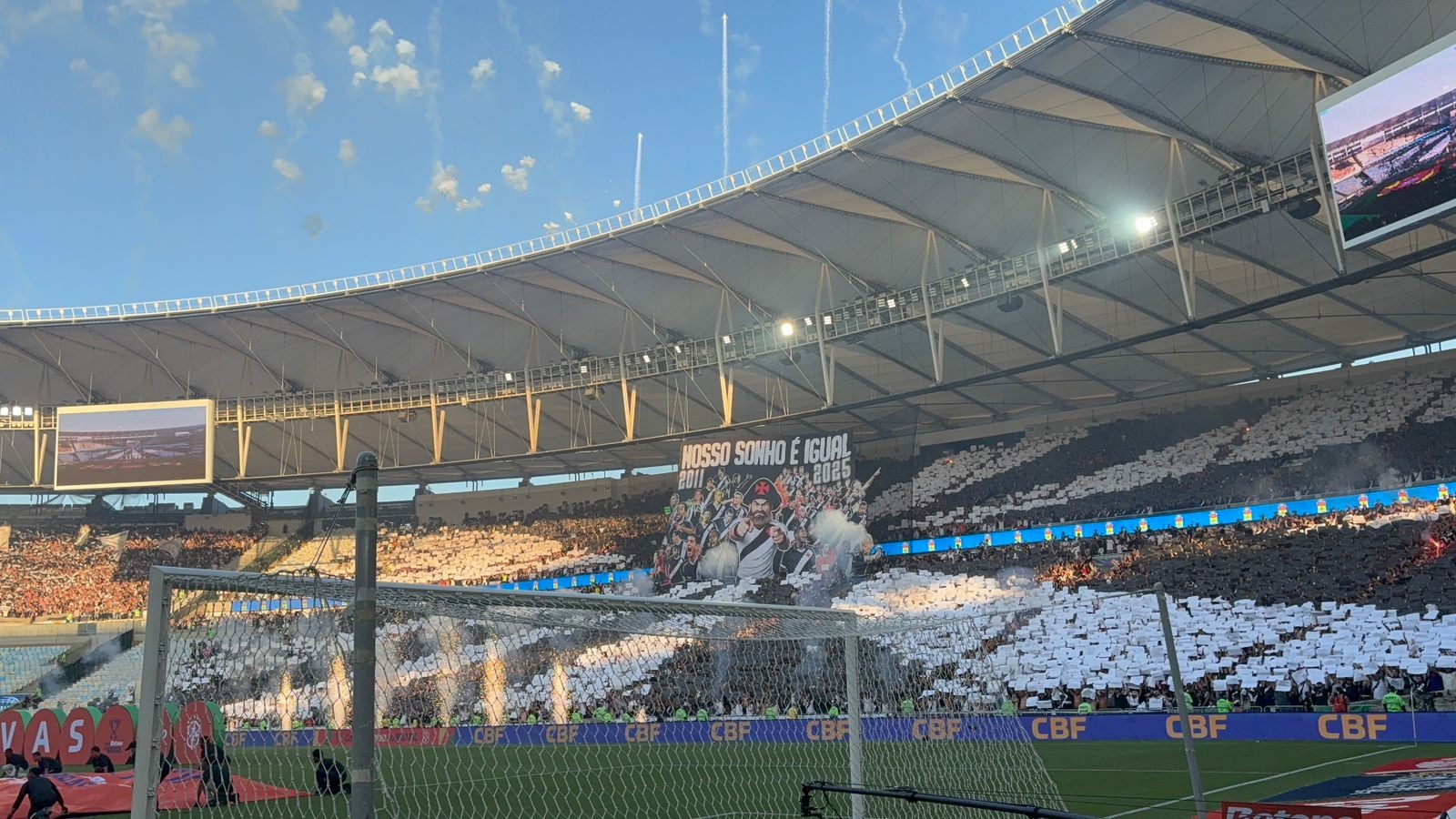 Torcida do Vasco faz festa na Copa do Brasil com mosaico e letra de rap ...