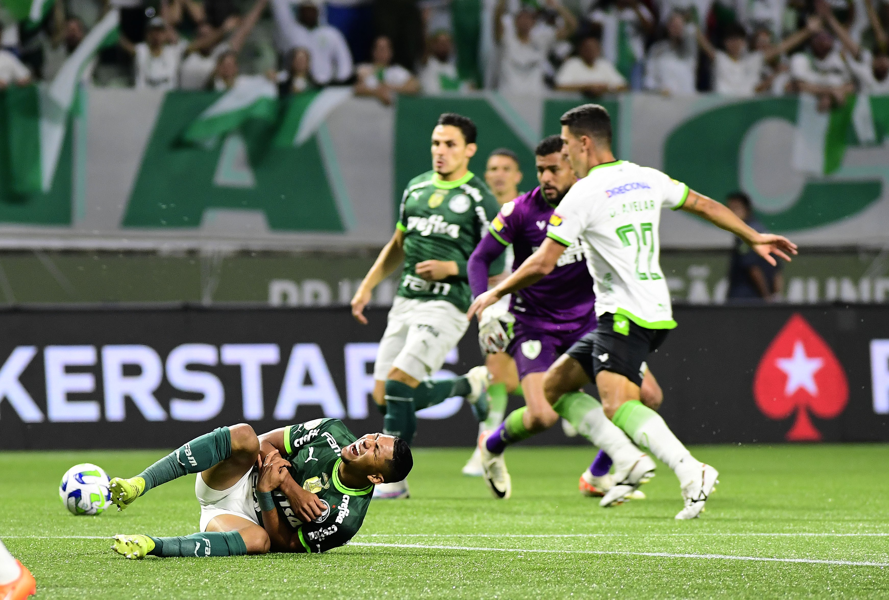 Rony, do Palmeiras, sofre fratura no braço e fará cirurgia | Ge