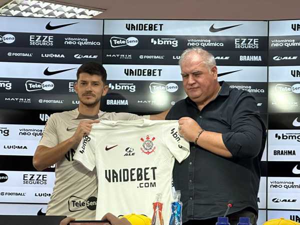 Hugo diz ser lateral equilibrado e exalta a torcida do Corinthians ...