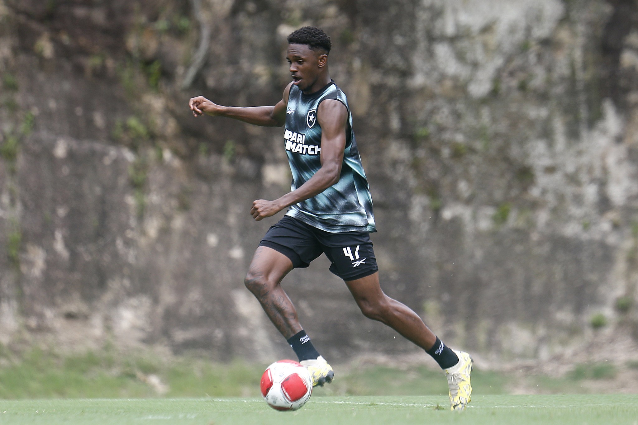 Jeffinho, do Botafogo, inicia transição e volta ao campo, mas deve ...