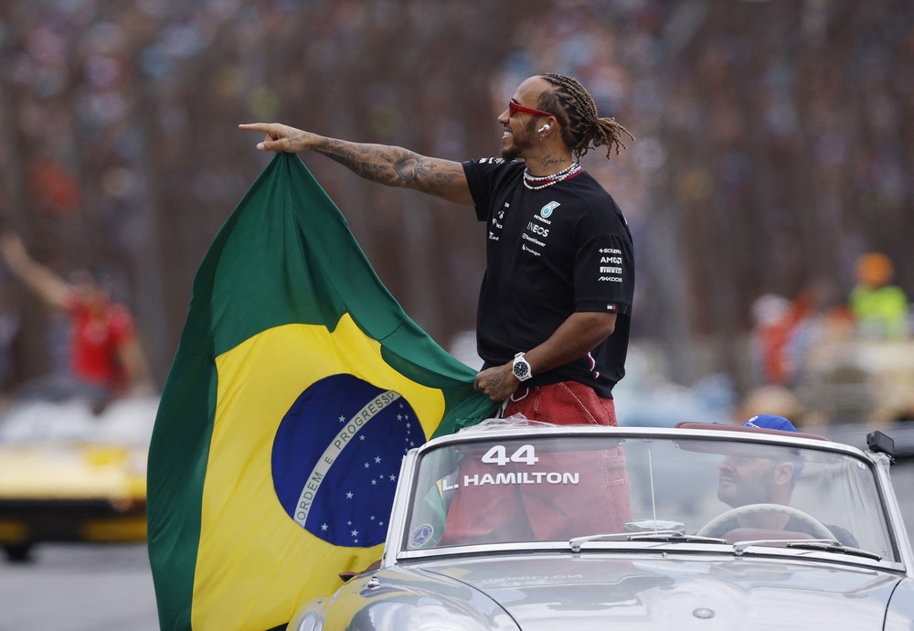 Lewis Hamilton chega ao Brasil e passa pré-réveillon na Bahia - POCONÉ ...