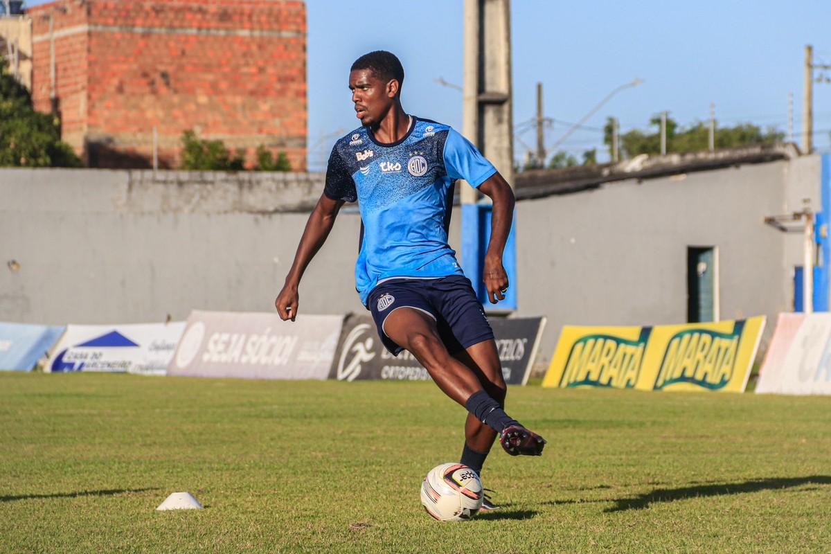 Quatro jogadores contratados por empréstimo deixam o Confiança ...