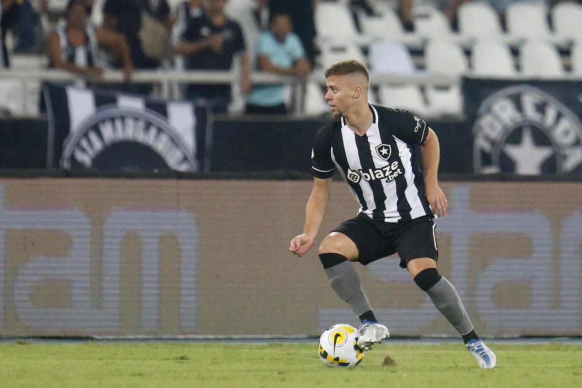 Lucas Fernandes treina no Botafogo e deve jogar contra o Vasco ...